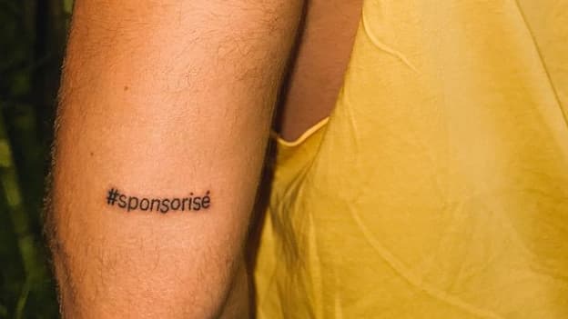 Epinglé par la DGCCRF, l'influenceur Anthony Mateo se tatoue le mot ...