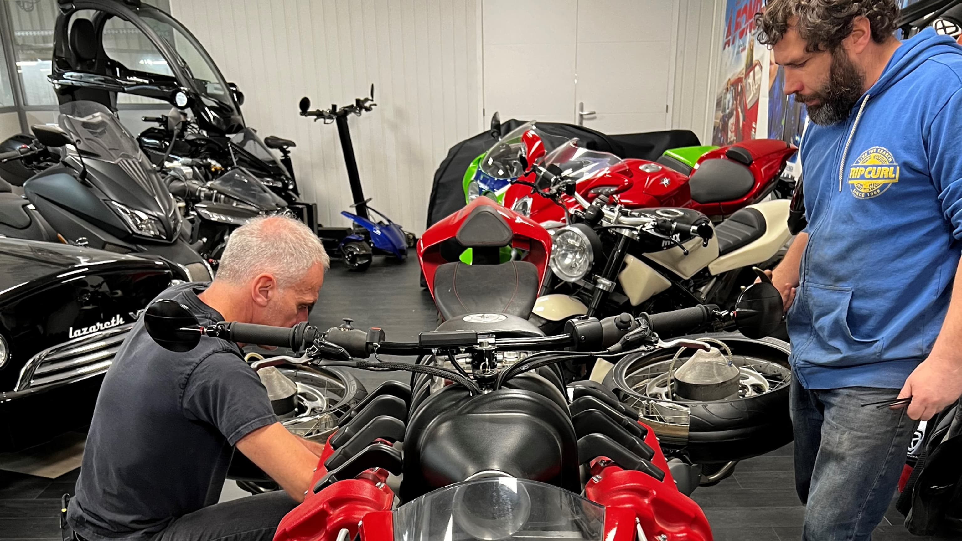 A Annecy, Lazareth nous dévoile une moto capable de rouler et voler ...