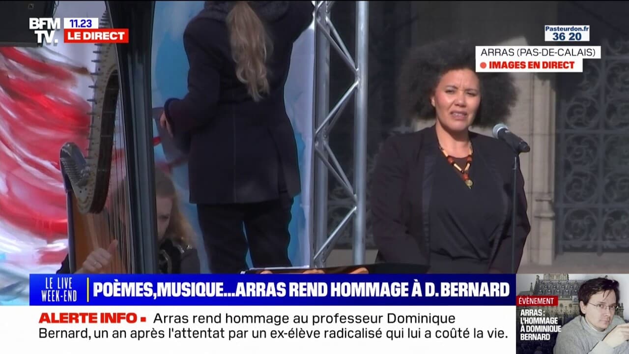 Au son d'une harpe, une chanteuse lyrique interprète des chants en ...