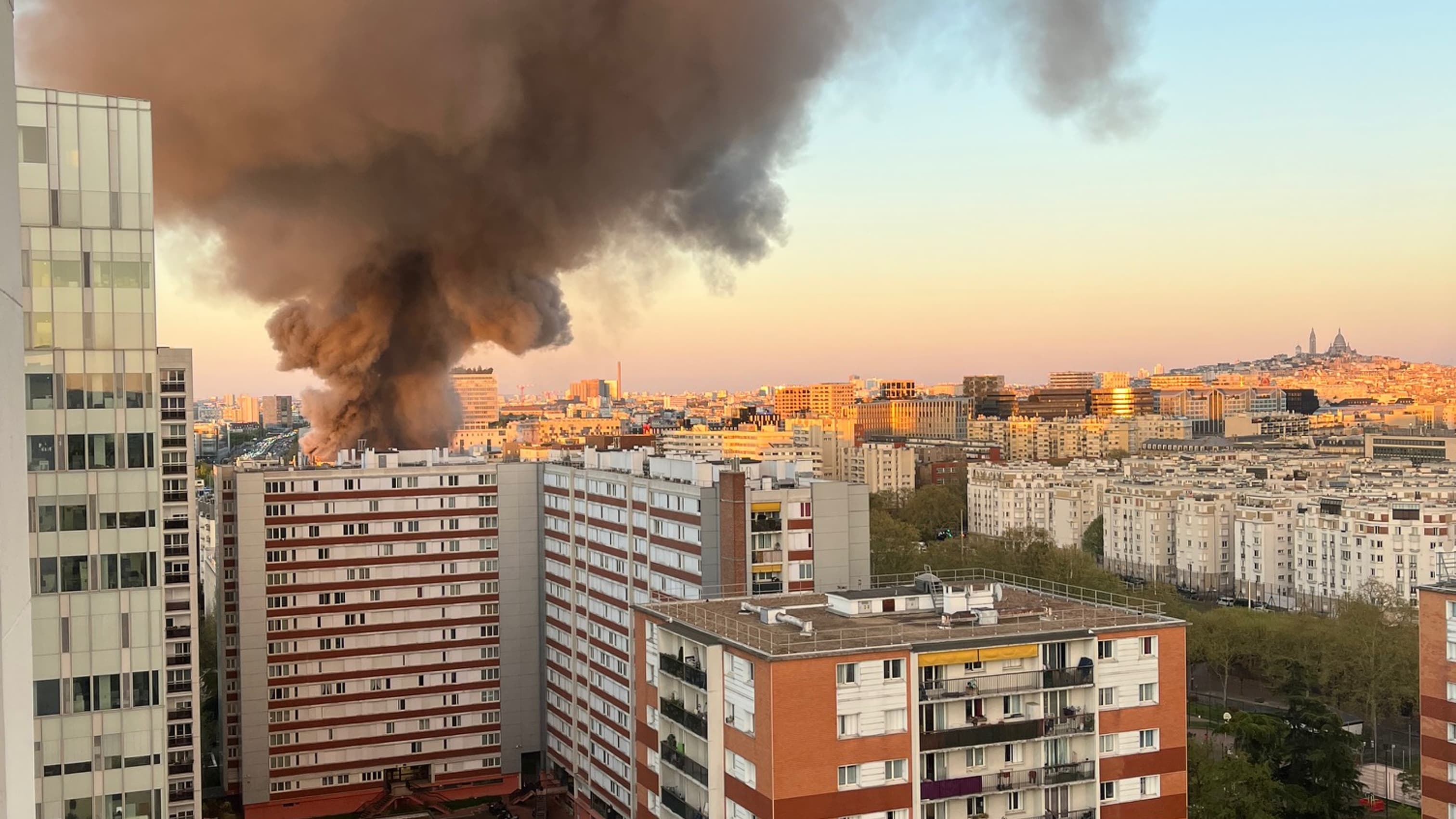 Centre de tri en feu à Paris: les images impressionnantes de l'incendie ...
