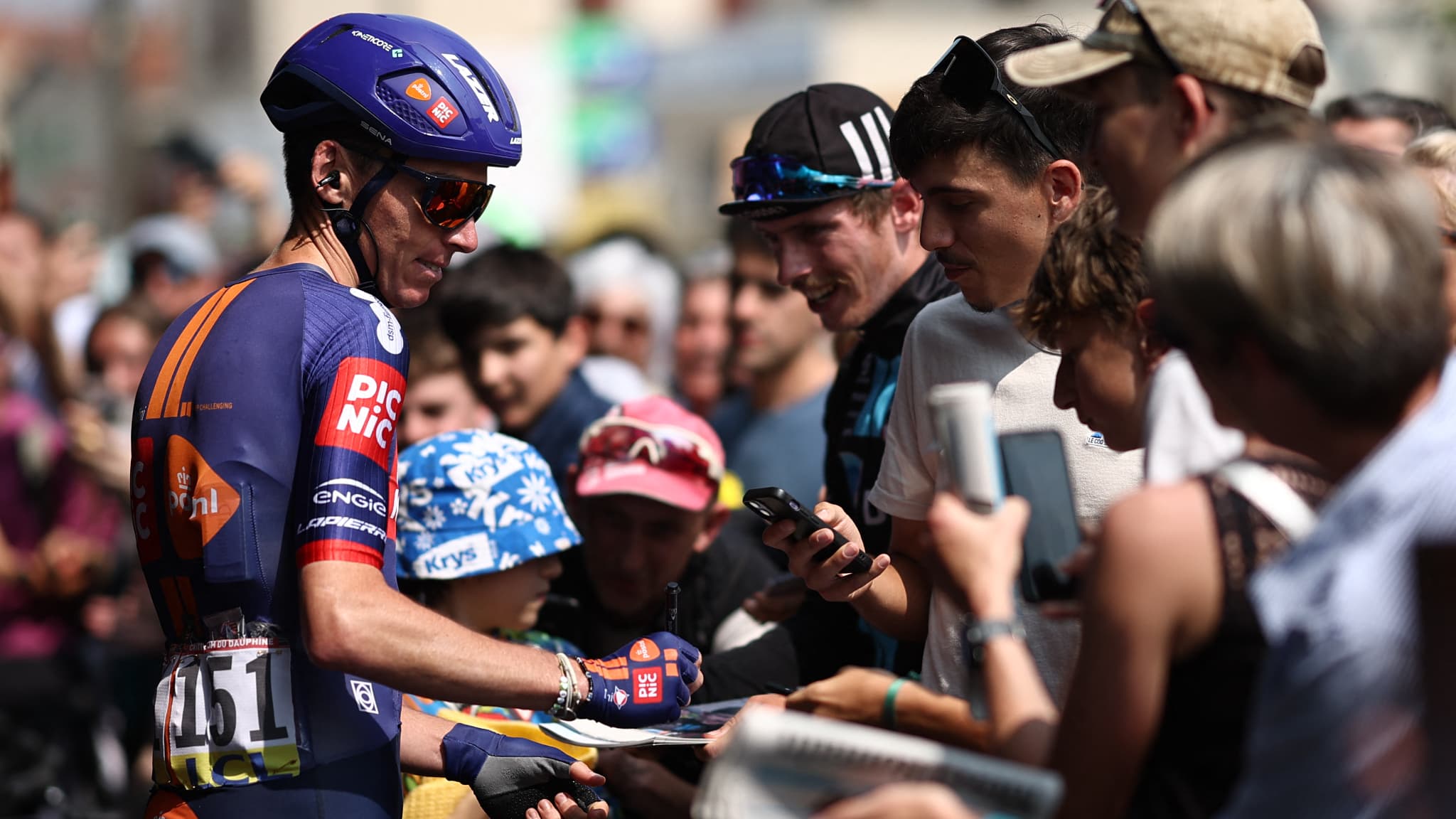 Critérium du Dauphiné: famille, écoliers, hommage de Van der Poel ...