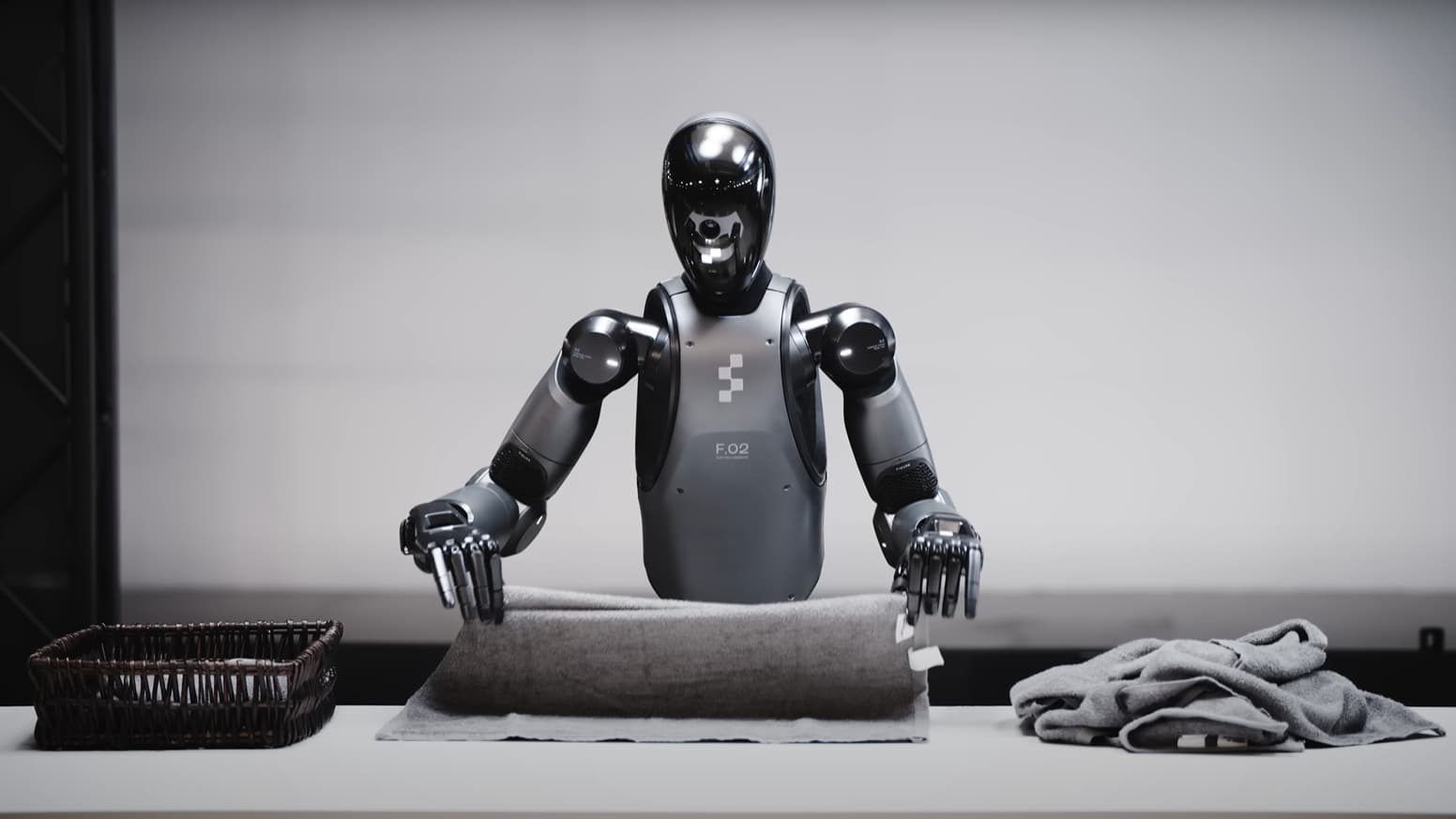 Un humanoïde qui plie le linge tout seul: Figure AI montre les ...