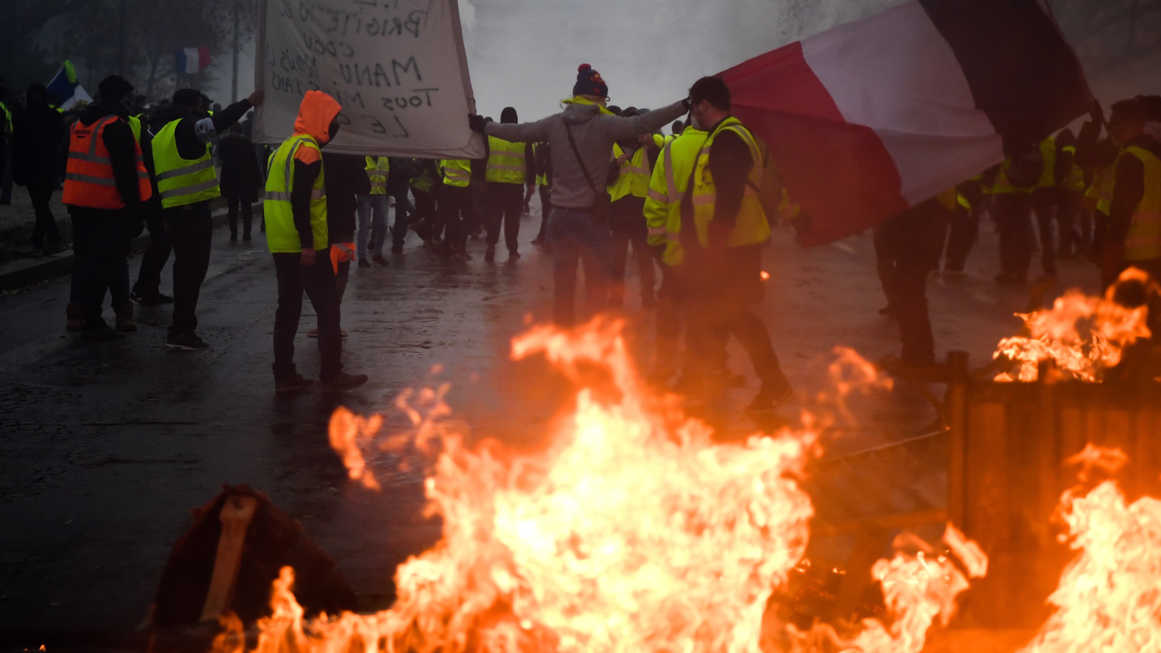 Violences à Paris: le mot "insurrection" est lâché