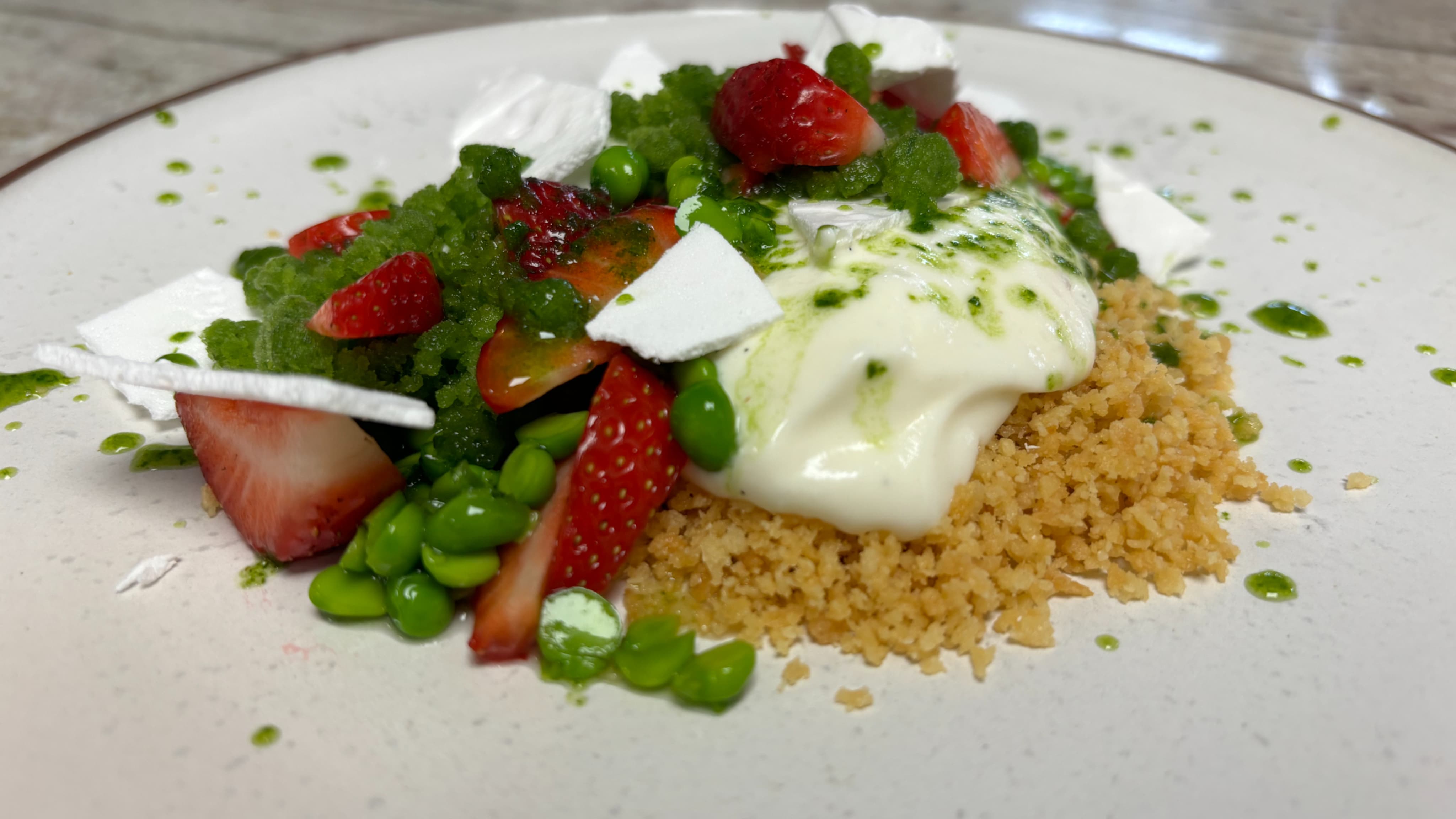 Un chef, une recette: dessert fraise, petits pois et fromage de brebis ...
