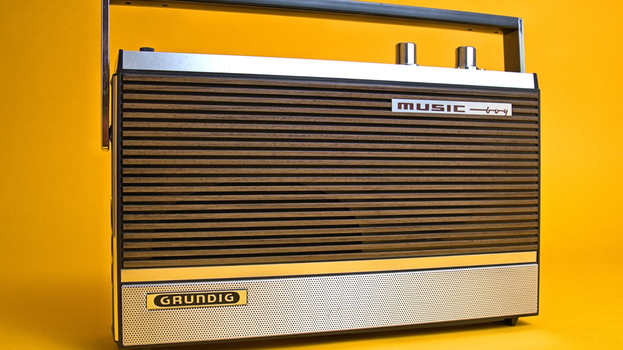 Des vieilles radios modernisées, des ordinateurs en bois... Les cadeaux ...