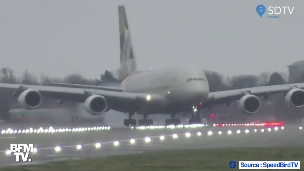 Secoué par la tempête Dennis, cet avion s'est mis à tanguer avant d ...