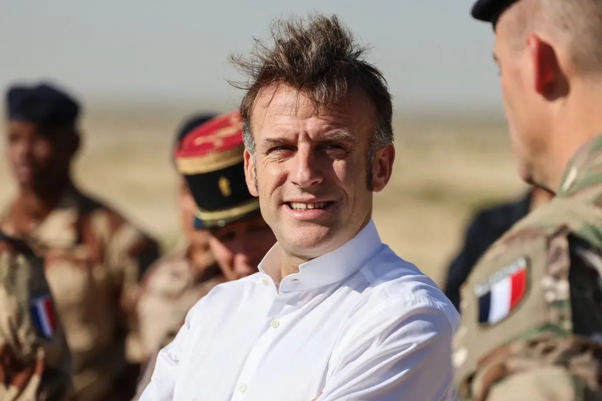 En visite à Abu Dhabi, Emmanuel Macron partage une séance de sport avec ...