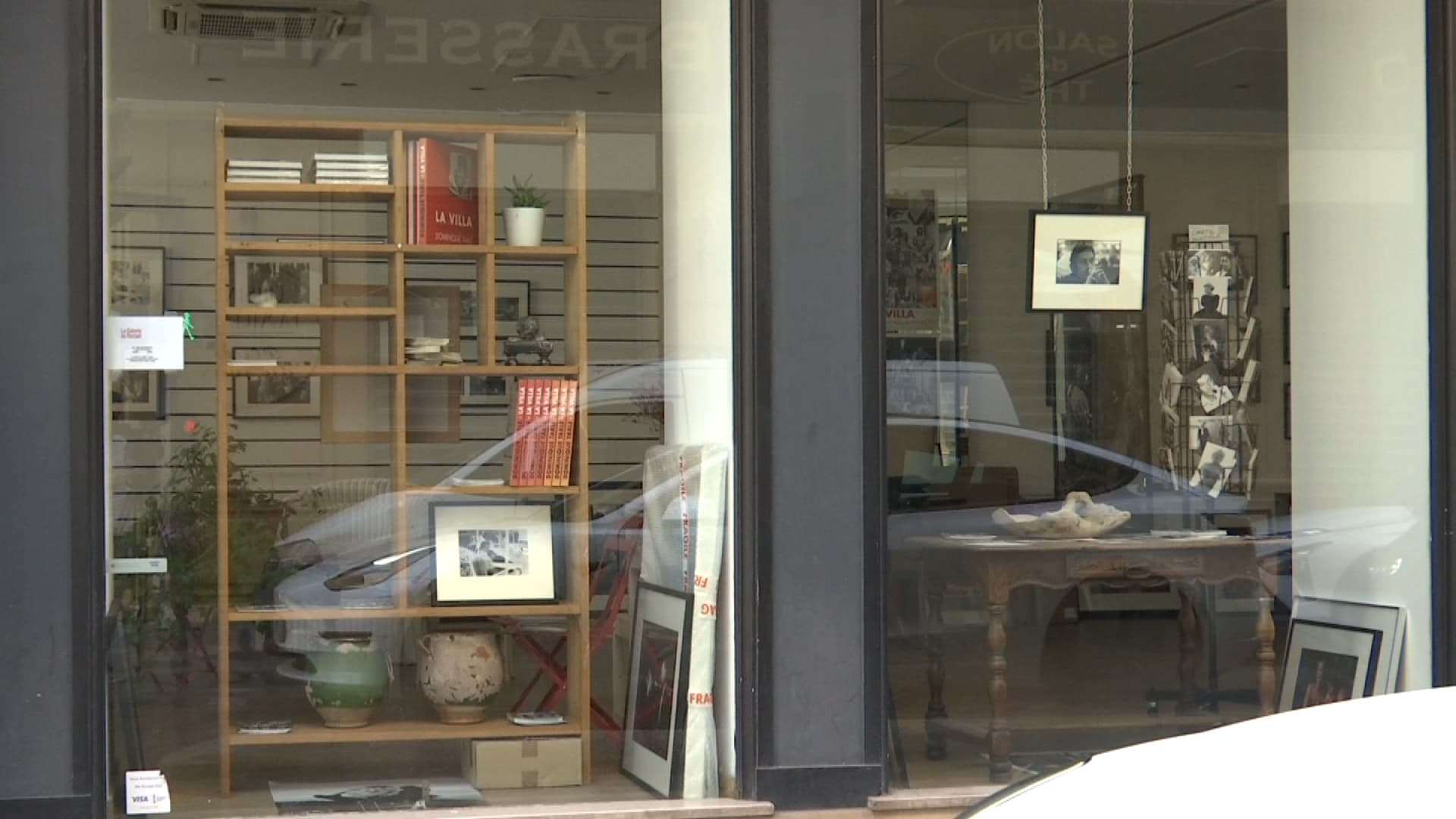 Mort de Jane Birkin: à Nice, les fans lui rendent hommage devant une exposition photo qui lui ...