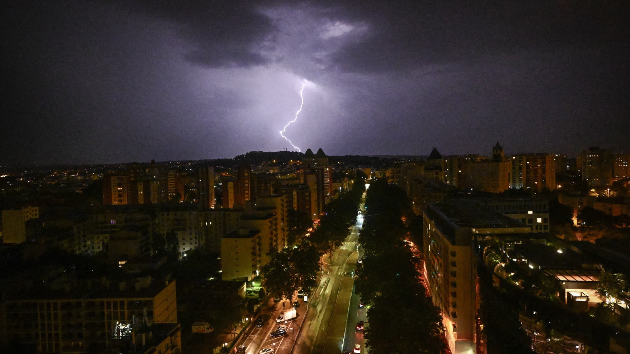 Une jeune femme et un homme de 68 ans morts à cause des orages, 6 ...
