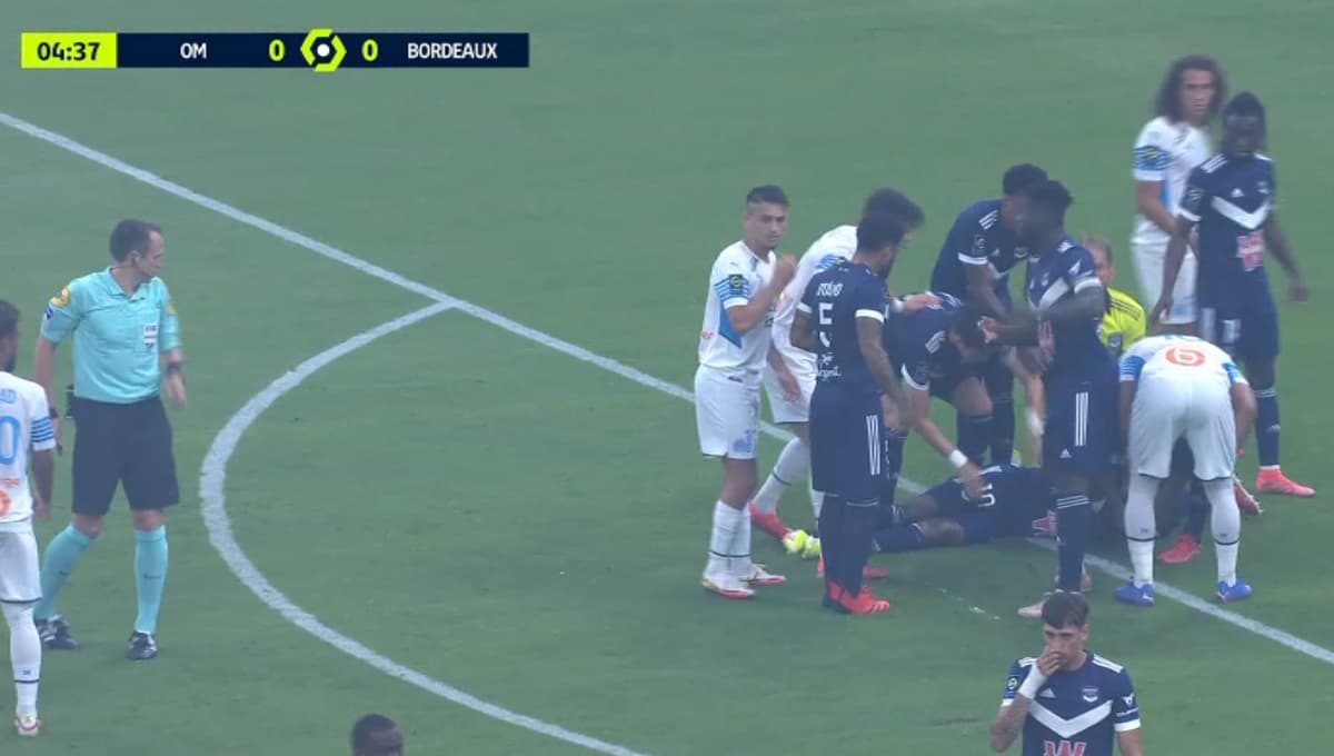 OM-Bordeaux: image très impressionnante de Kalu, qui s'écroule sur la ...