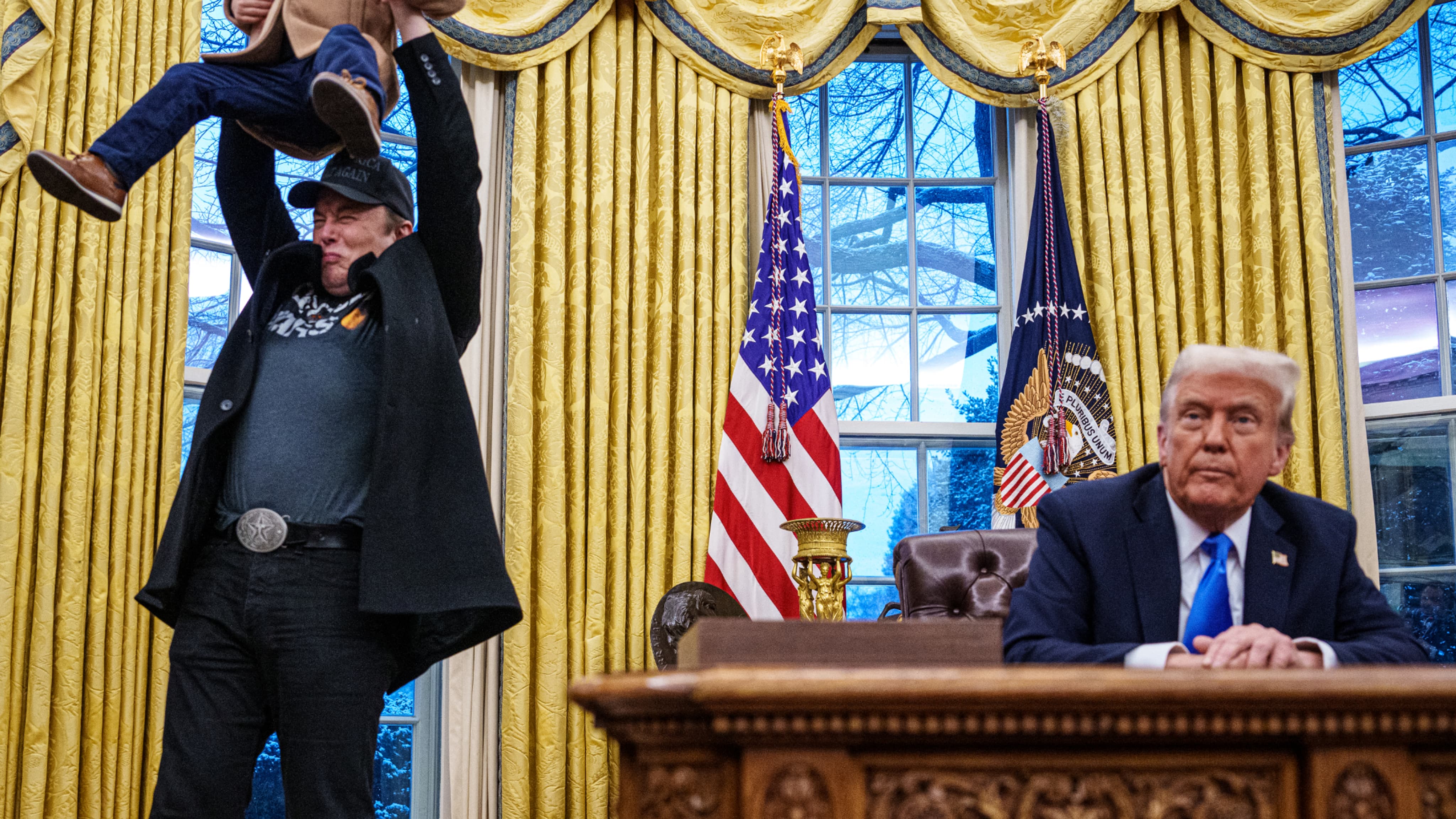 États-Unis: Elon Musk s'invite avec son fils dans le Bureau ovale pour défendre les coupes ...