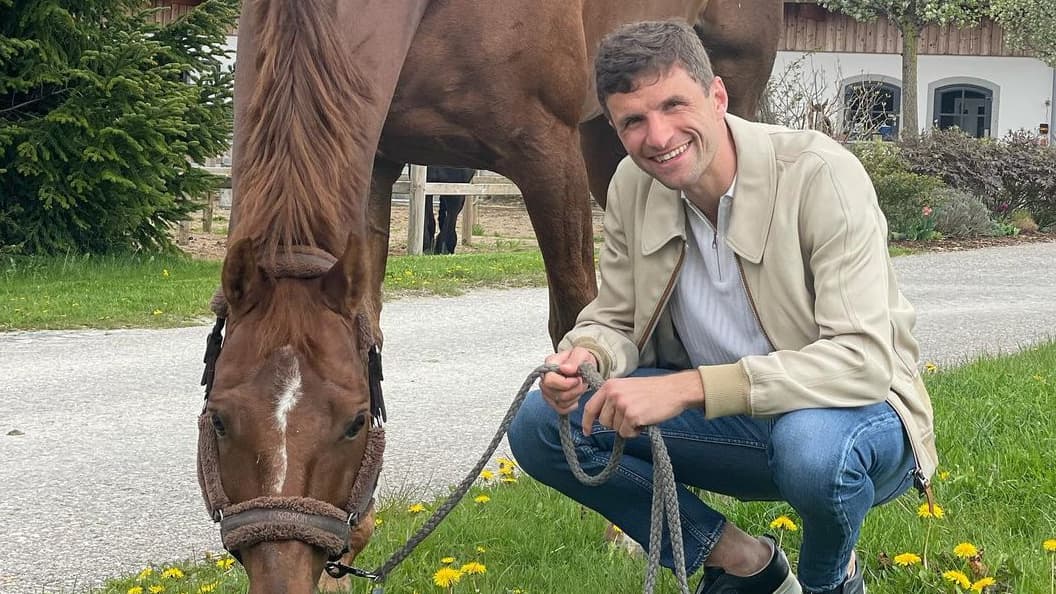 Mercato: avec son cheval, Thomas Müller ironise sur des rumeurs de départ du Bayern