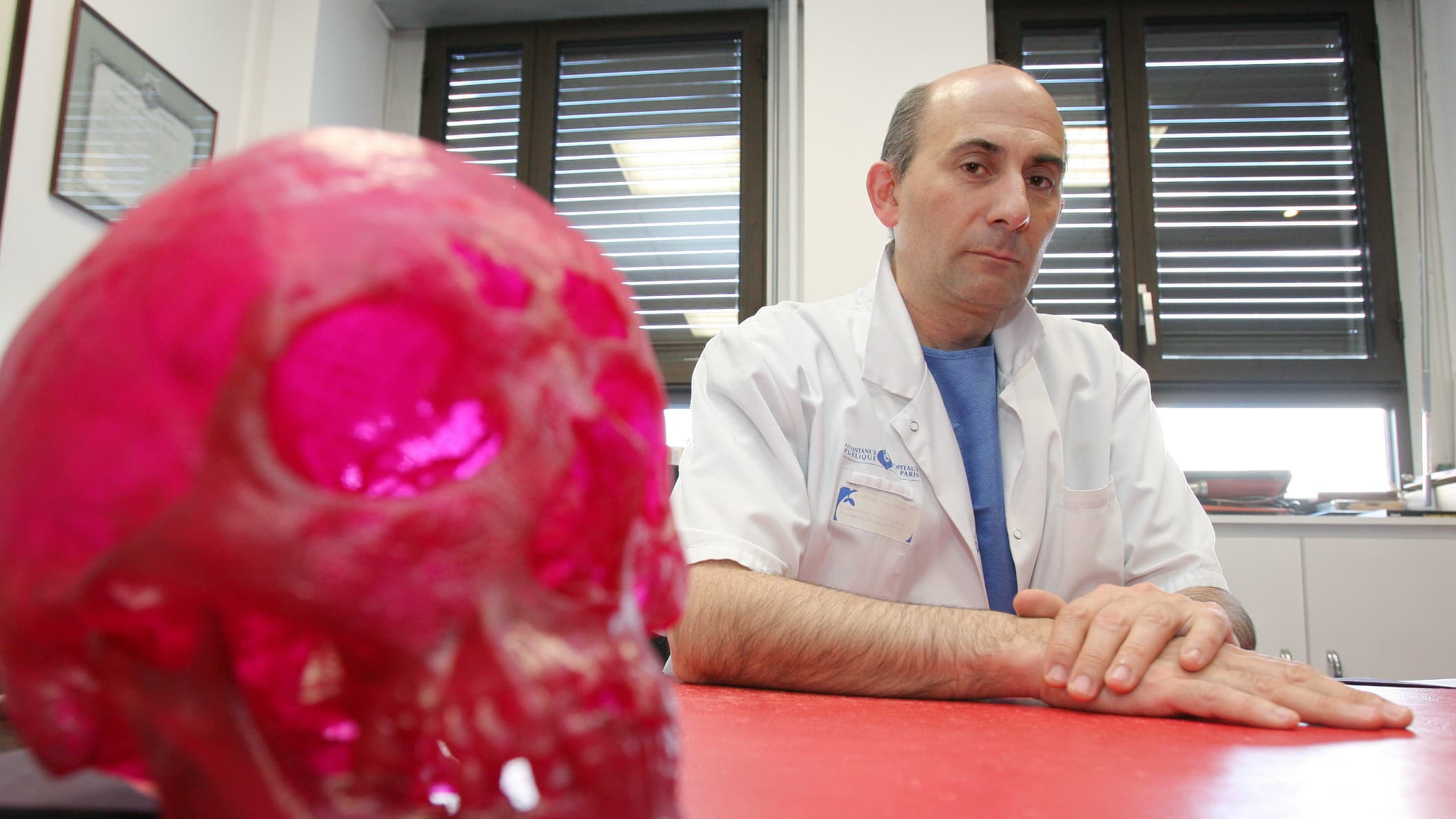 L'auteur de la première greffe totale du visage visé par une enquête