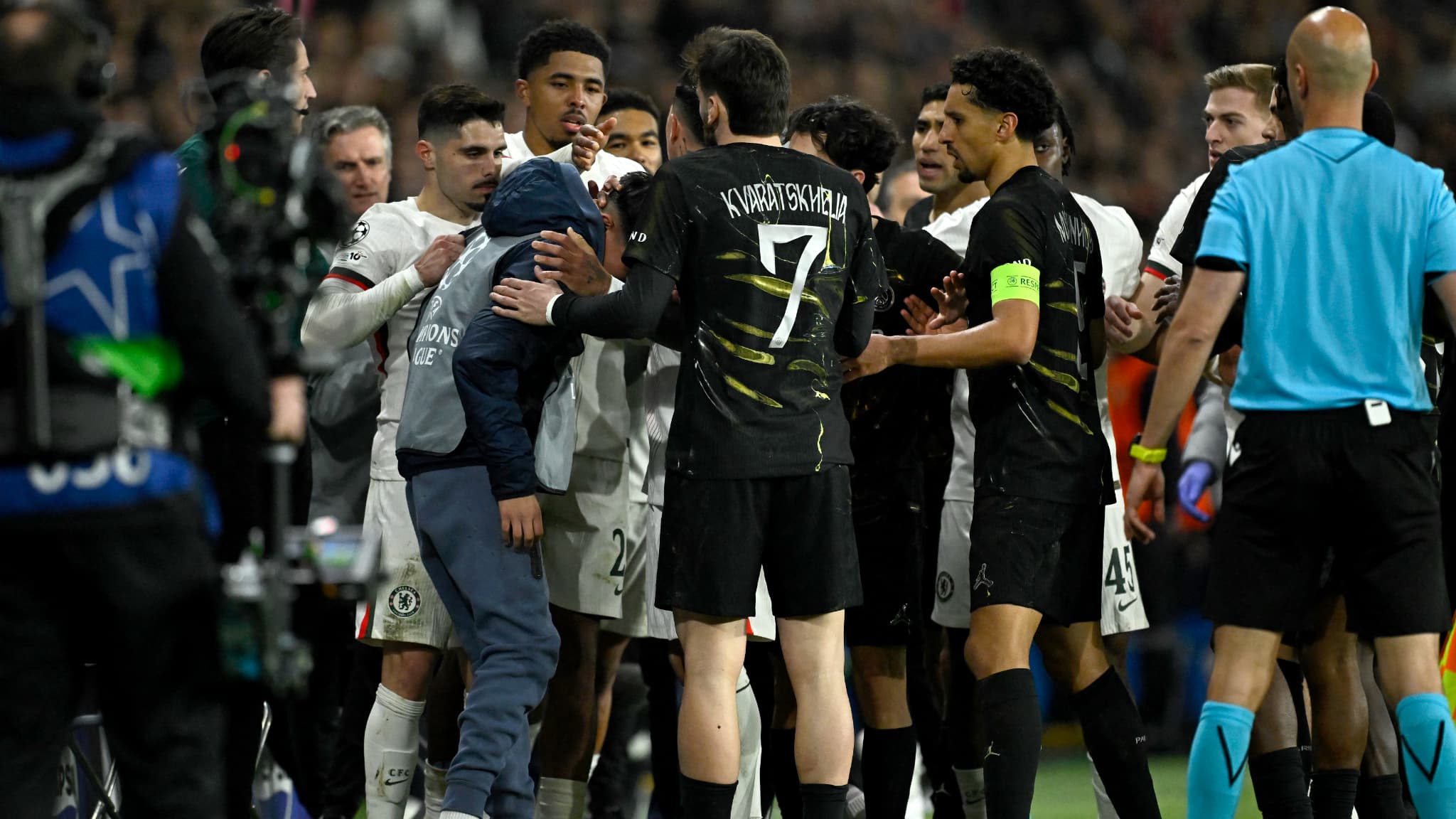 PSG-Chelsea: le mauvais geste de Pedro Neto sur un ramasseur de balles ...