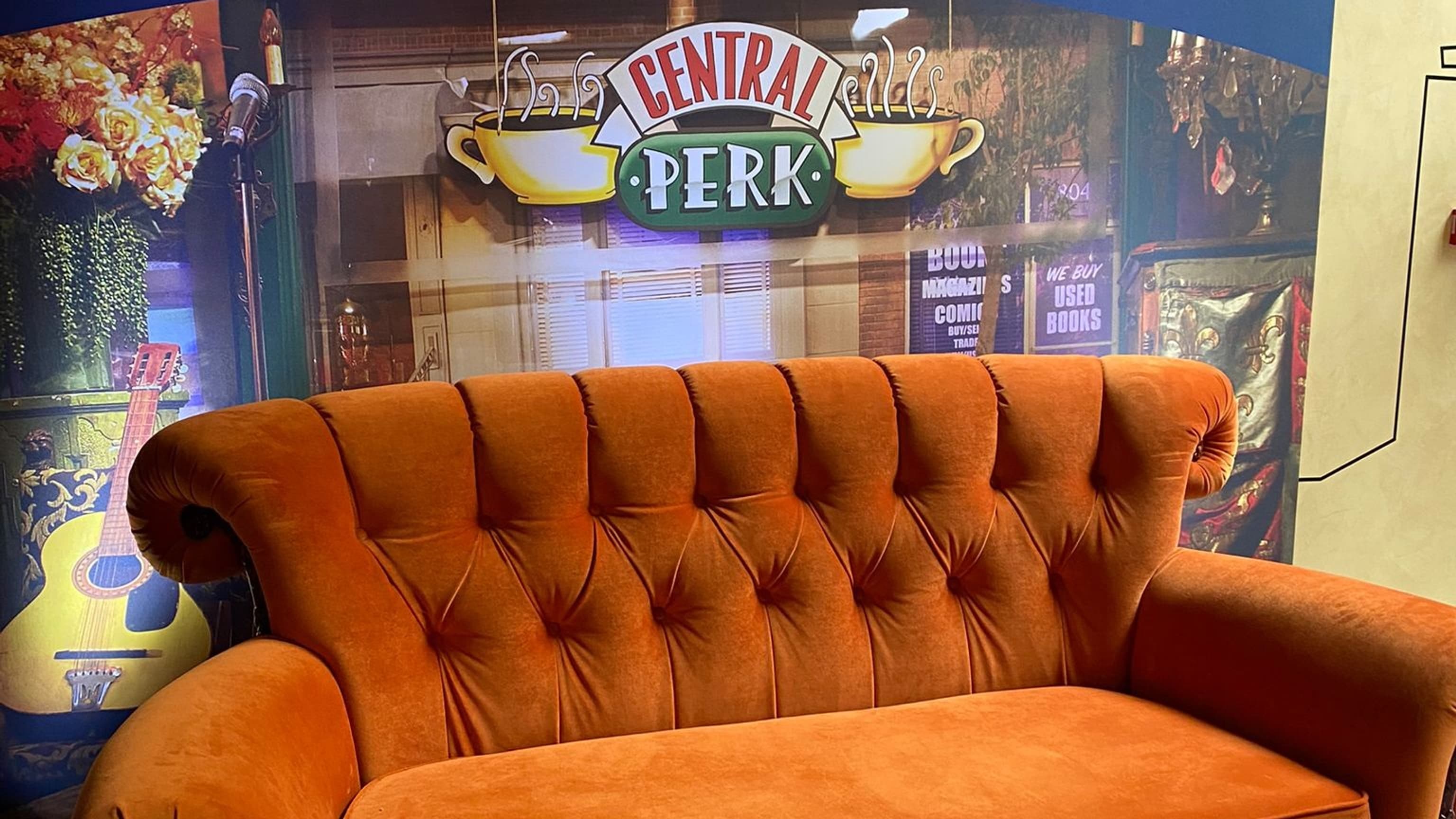 "Friends": une réplique du sofa du Central Perk vendue près de 30.000 ...