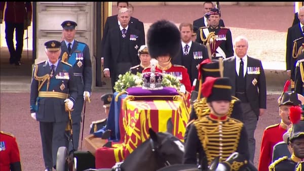 En Direct Elizabeth Ii Le Public Se Recueille Devant Le Cercueil De