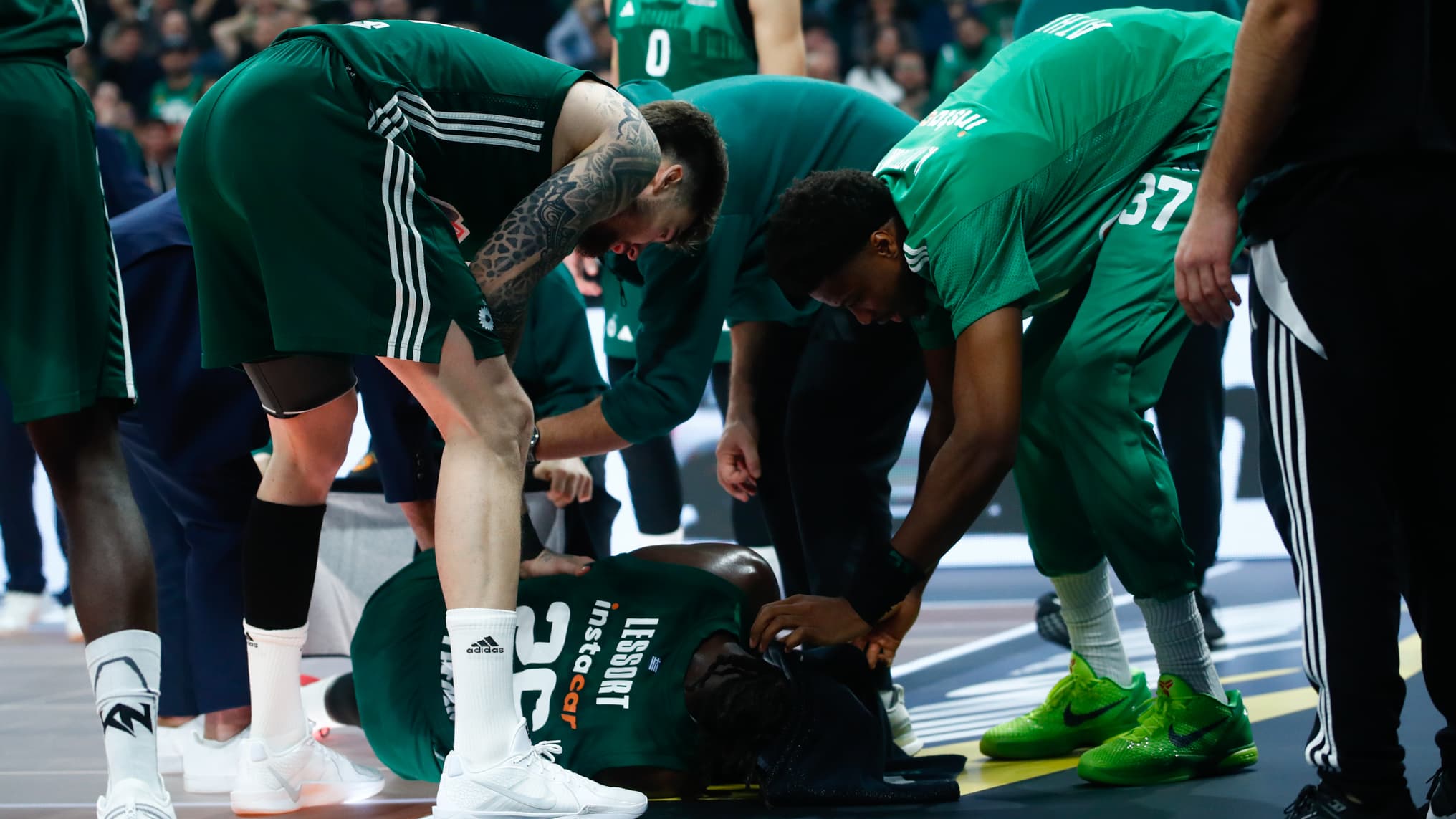 Euroligue: la blessure glaçante de Lessort, gravement touché lors du ...