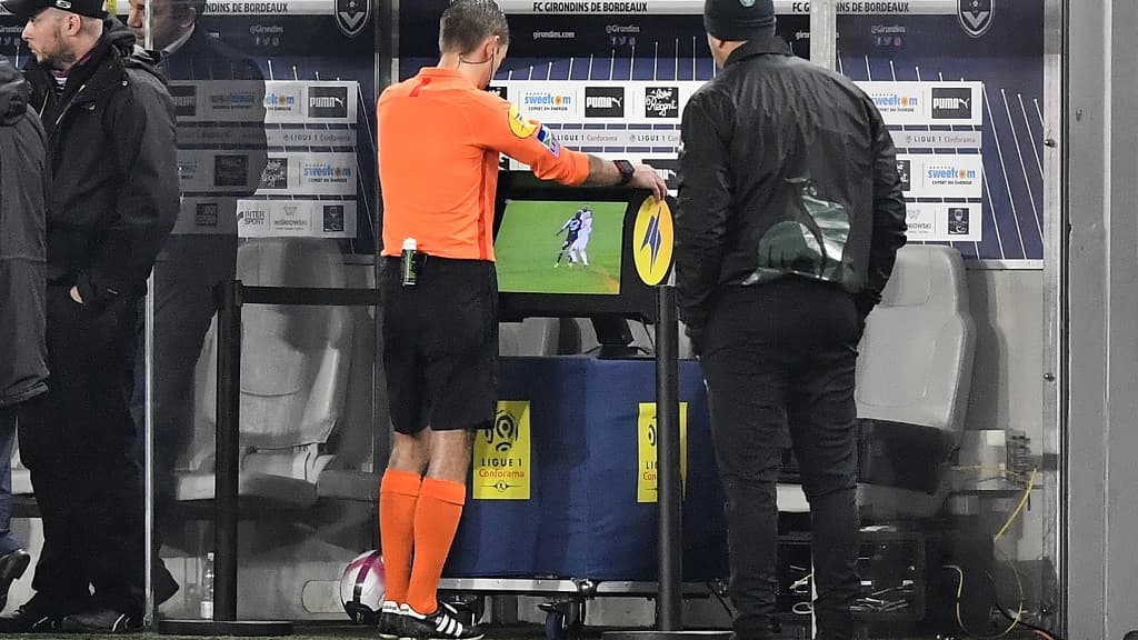 Ligue 1: comment les arbitres français sont formés au VAR