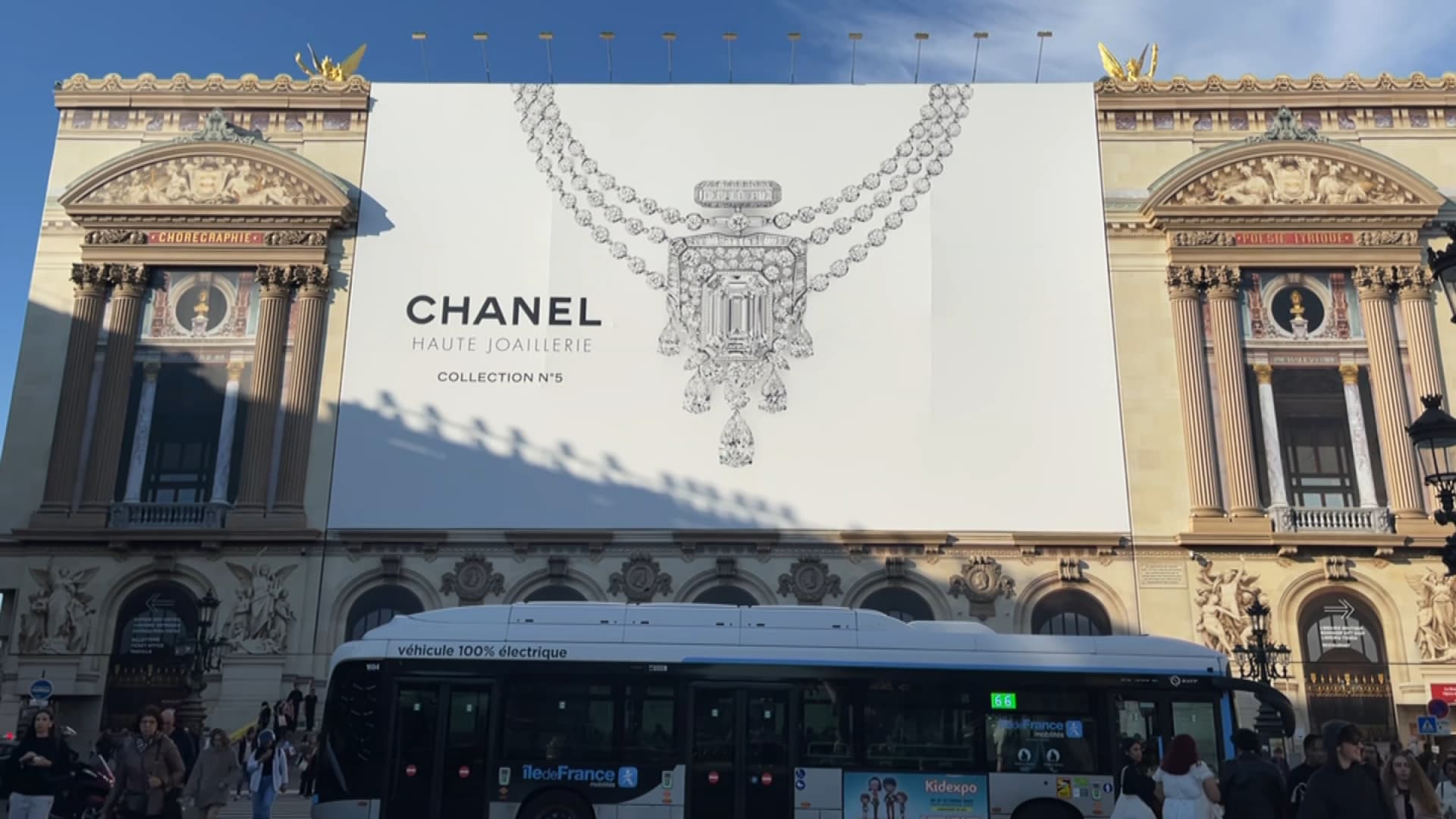 Paris: un amendement déposé pour interdire les bâches publicitaires sur ...