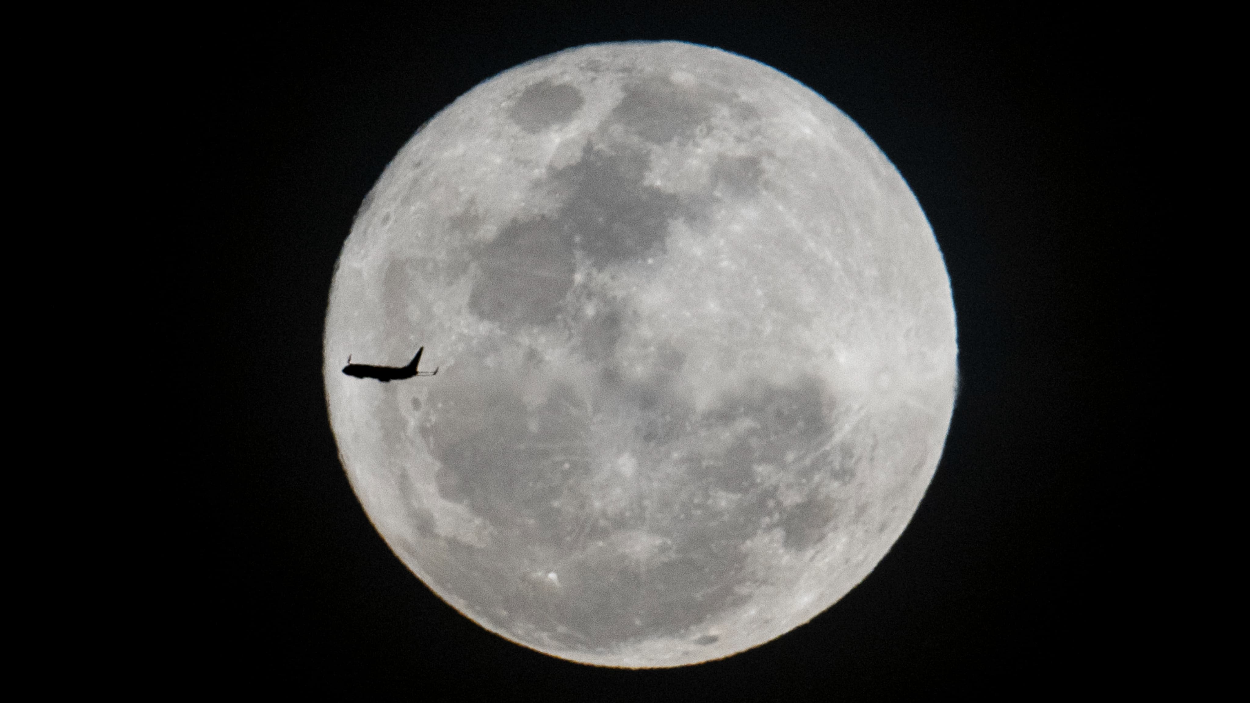 Les plus belles images de la super lune qui a illuminé le ciel cette nuit