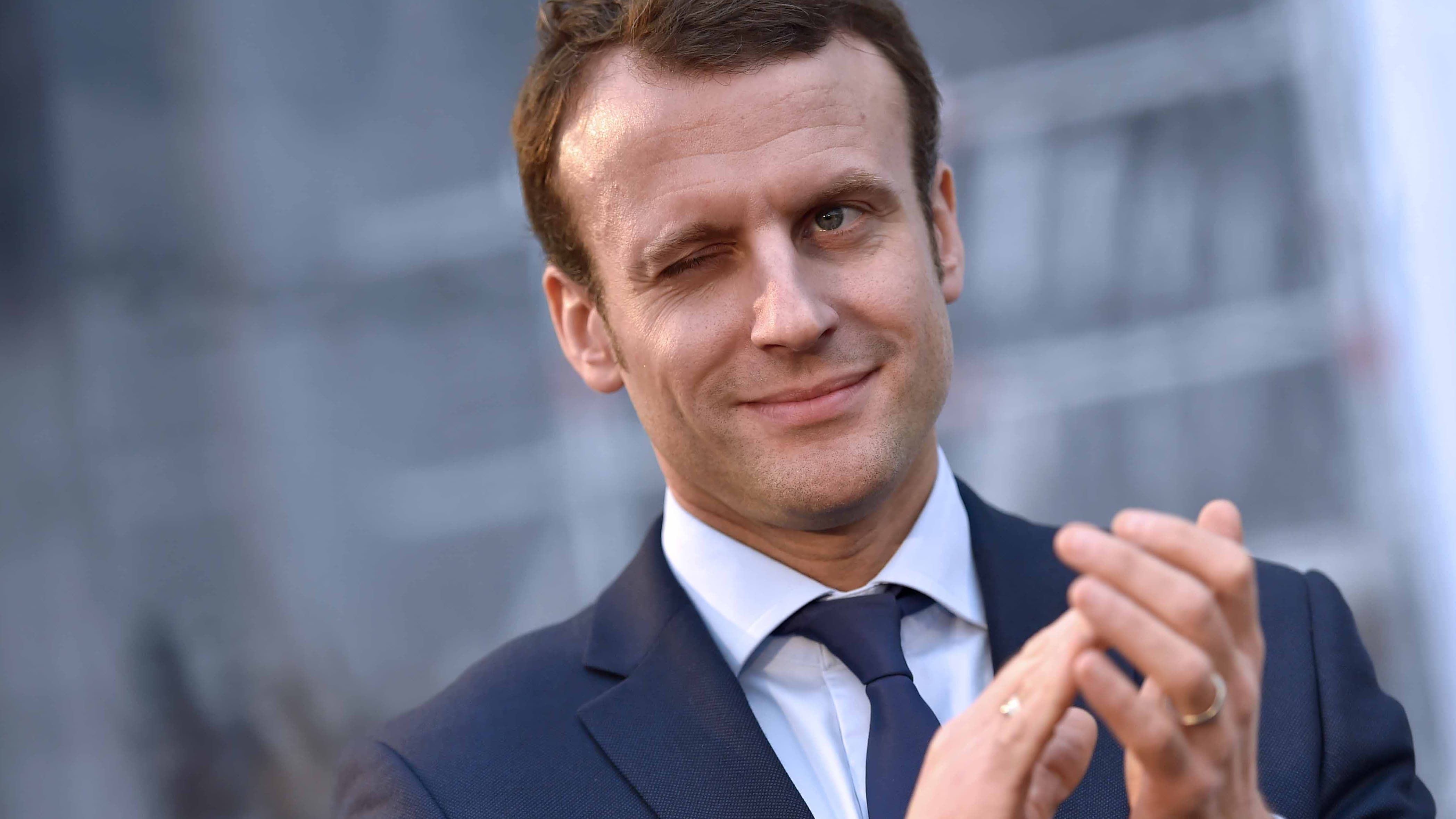 Le selfie présidentiel de Macron avec toute son équipe