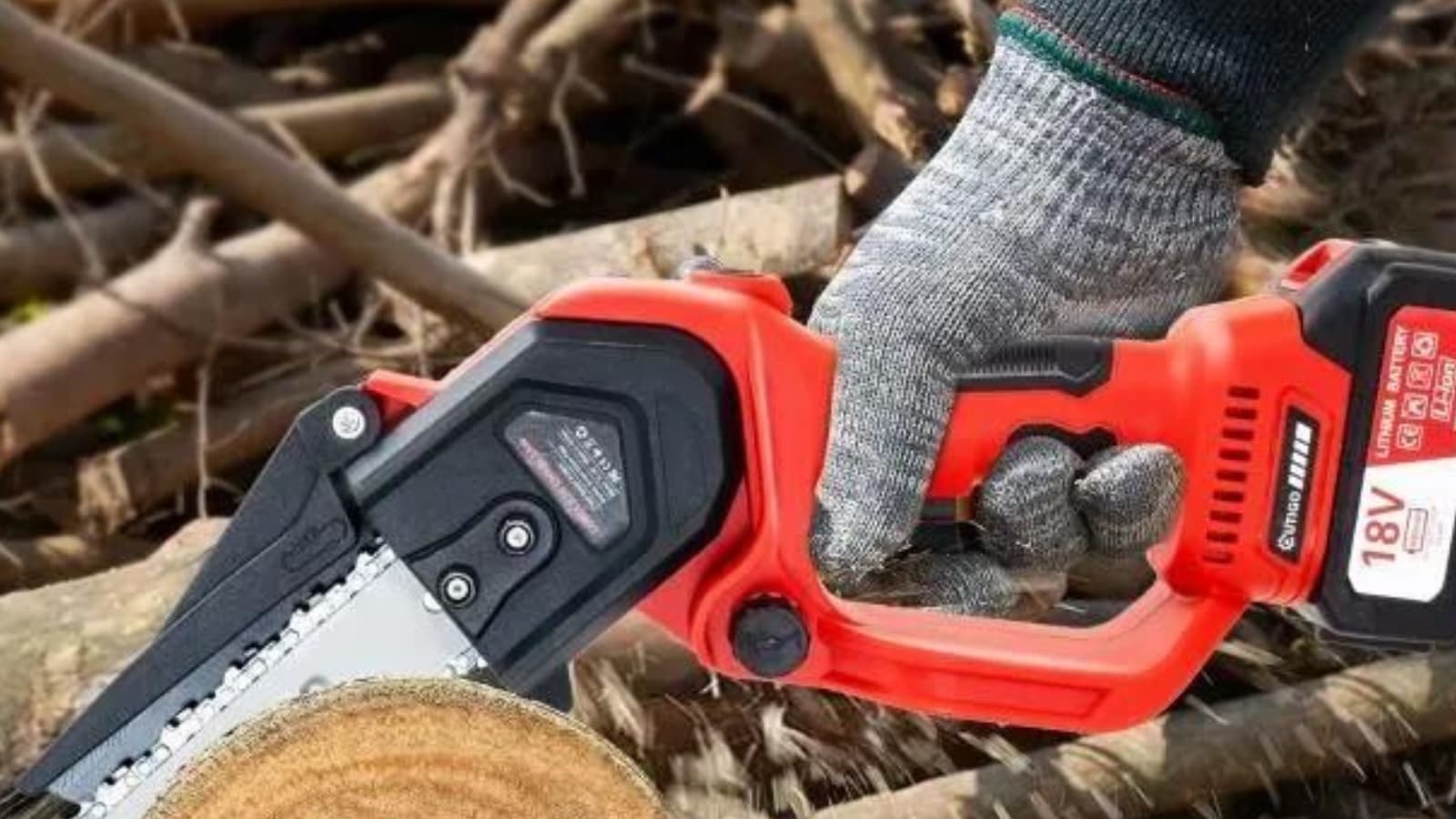 Maniable, pratique et performante, cette mini tronçonneuse fait un ...