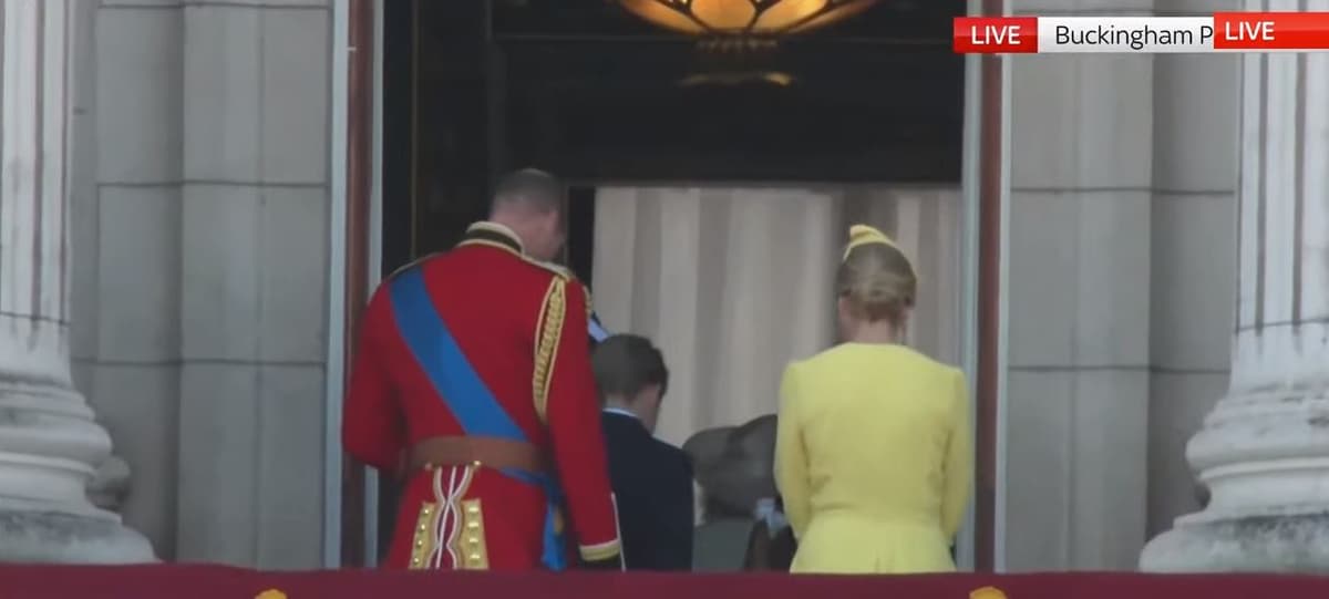 Trooping the colour: la famille royale a salué la foule depuis le ...