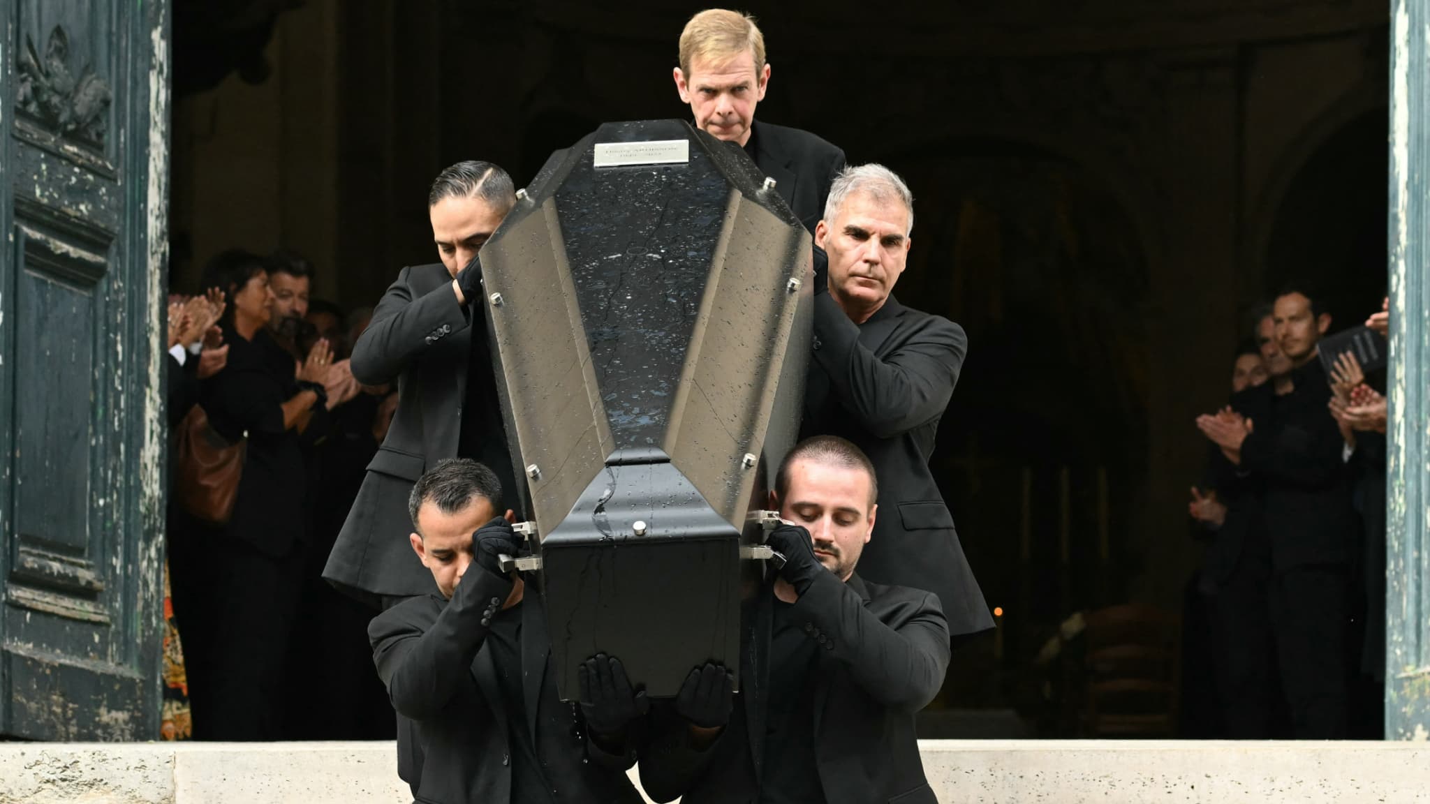“Un dernier bonsoir”: foule en noir aux obsèques de Thierry Ardisson à ...