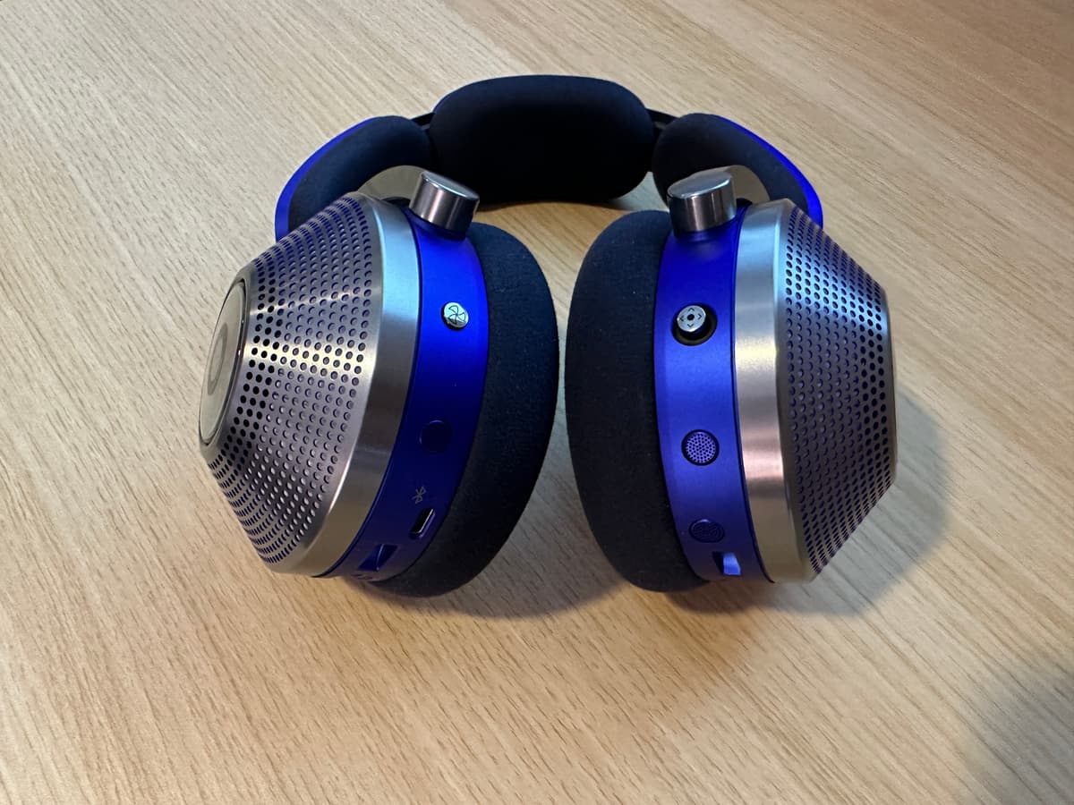 On a essayé l'étrange casque audio de Dyson qui purifie l'air que vous ...