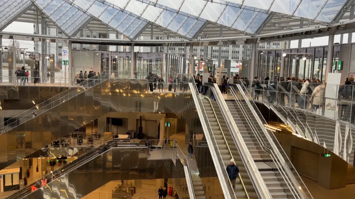 Verrière, ascenseurs... Les images impressionnnantes de la nouvelle ...