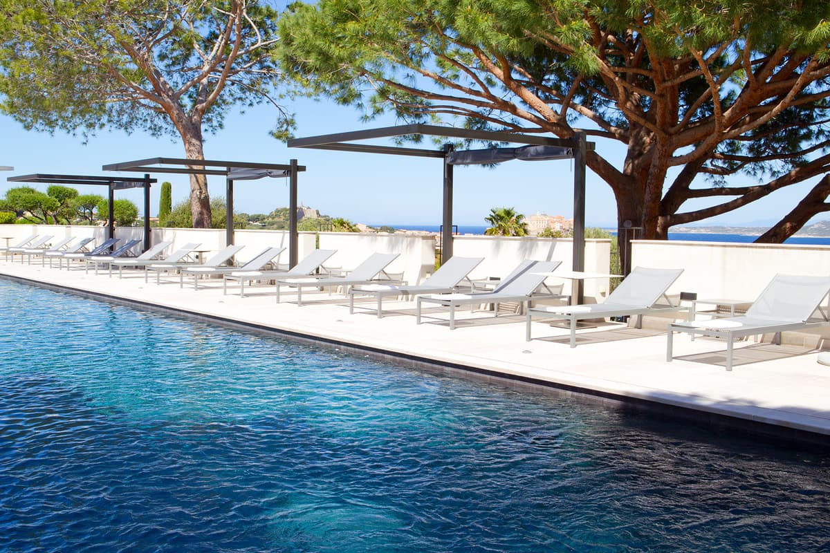 La Villa Calvi sublimée par des œuvres d'art sur verre