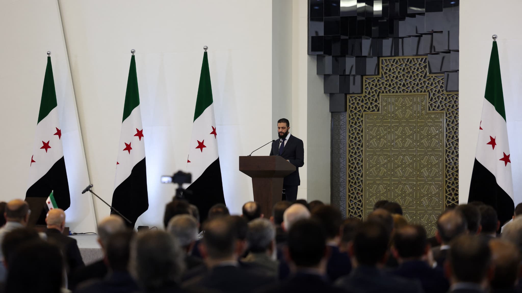 La visite du nouveau chef d'Etat syrien Ahmad Al-Charaa en France fait ...