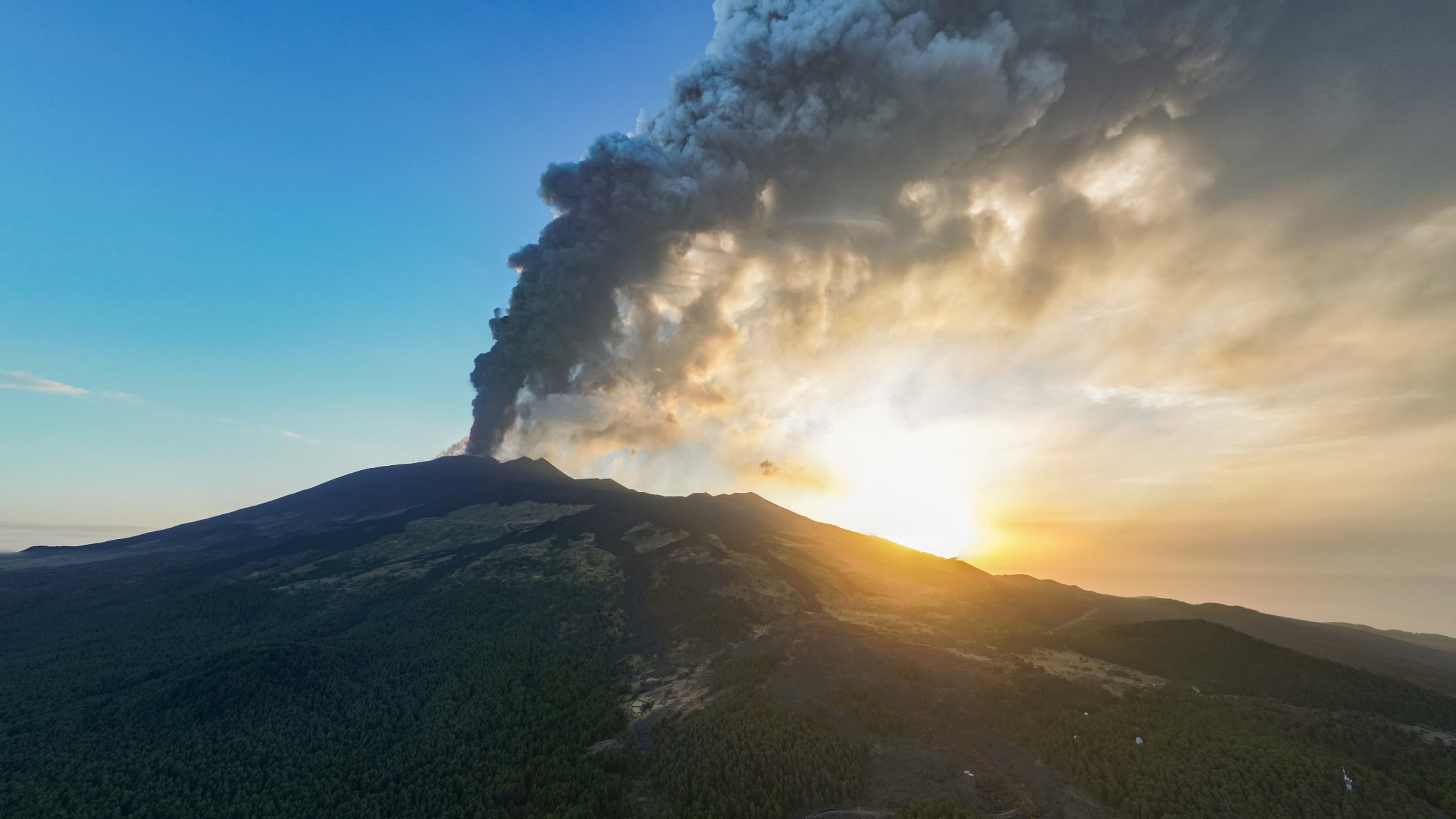 Coulée de lave, tapis de cendres: les images spectaculaires de l'éruption de l'Etna