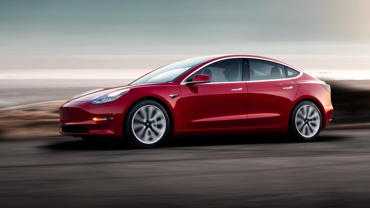 Tesla sort une version un peu moins chère de sa Model 3