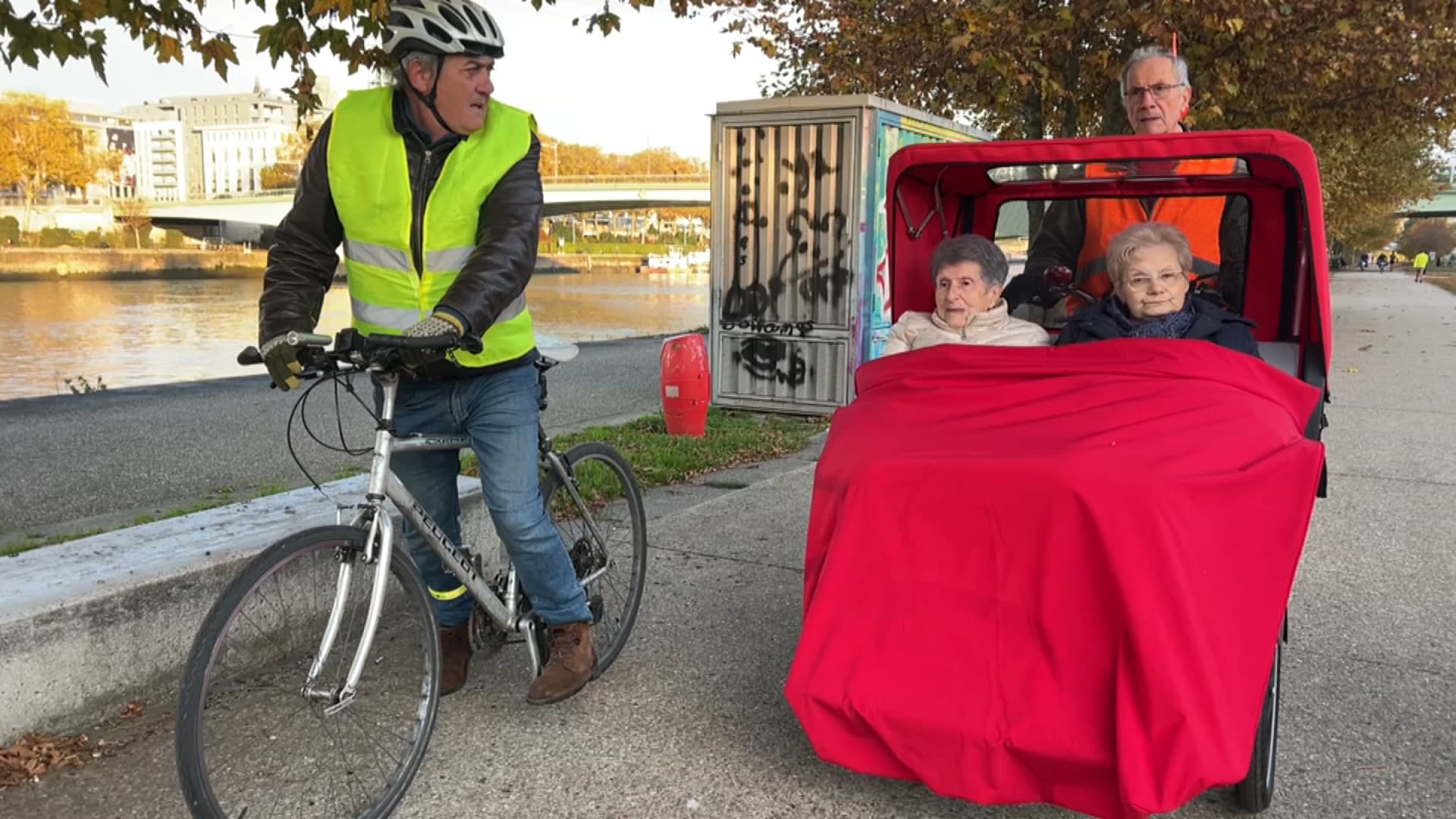 Rouen: des balades en triporteur sur les quais de Seine pour sortir les ...