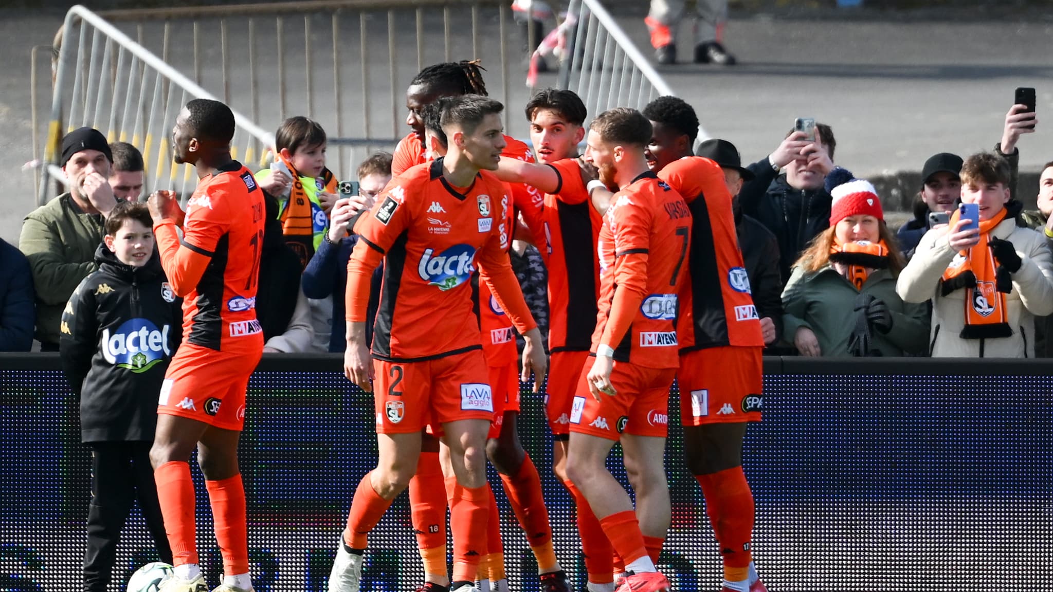 Ligue 2: le Paris FC chute lourdement à Laval