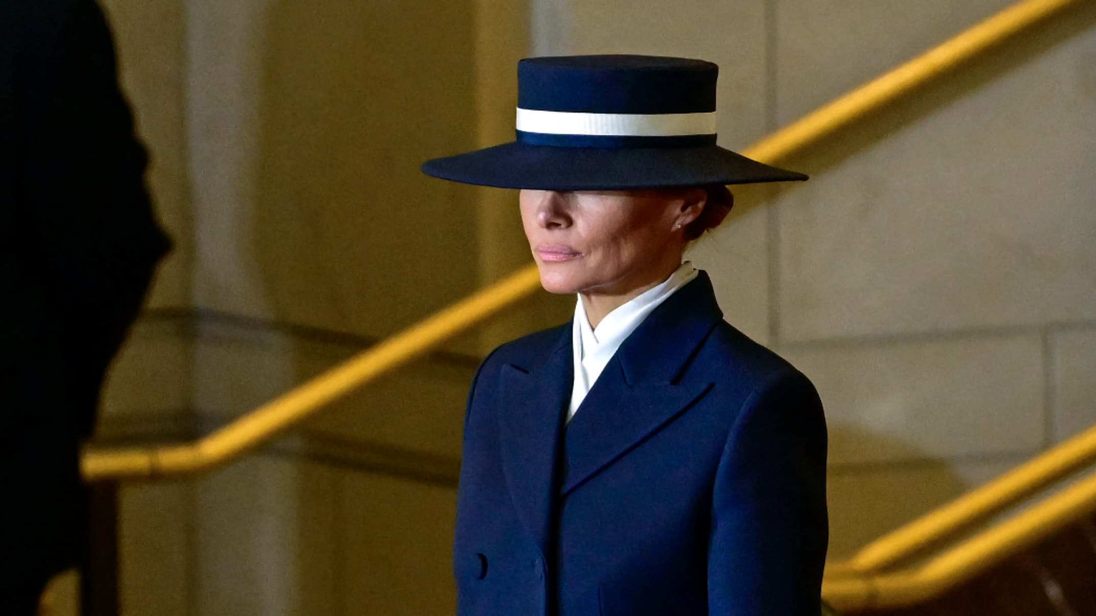Allure formelle et chapeau énigmatique, qui sont les deux créateurs à l'origine du look de ...