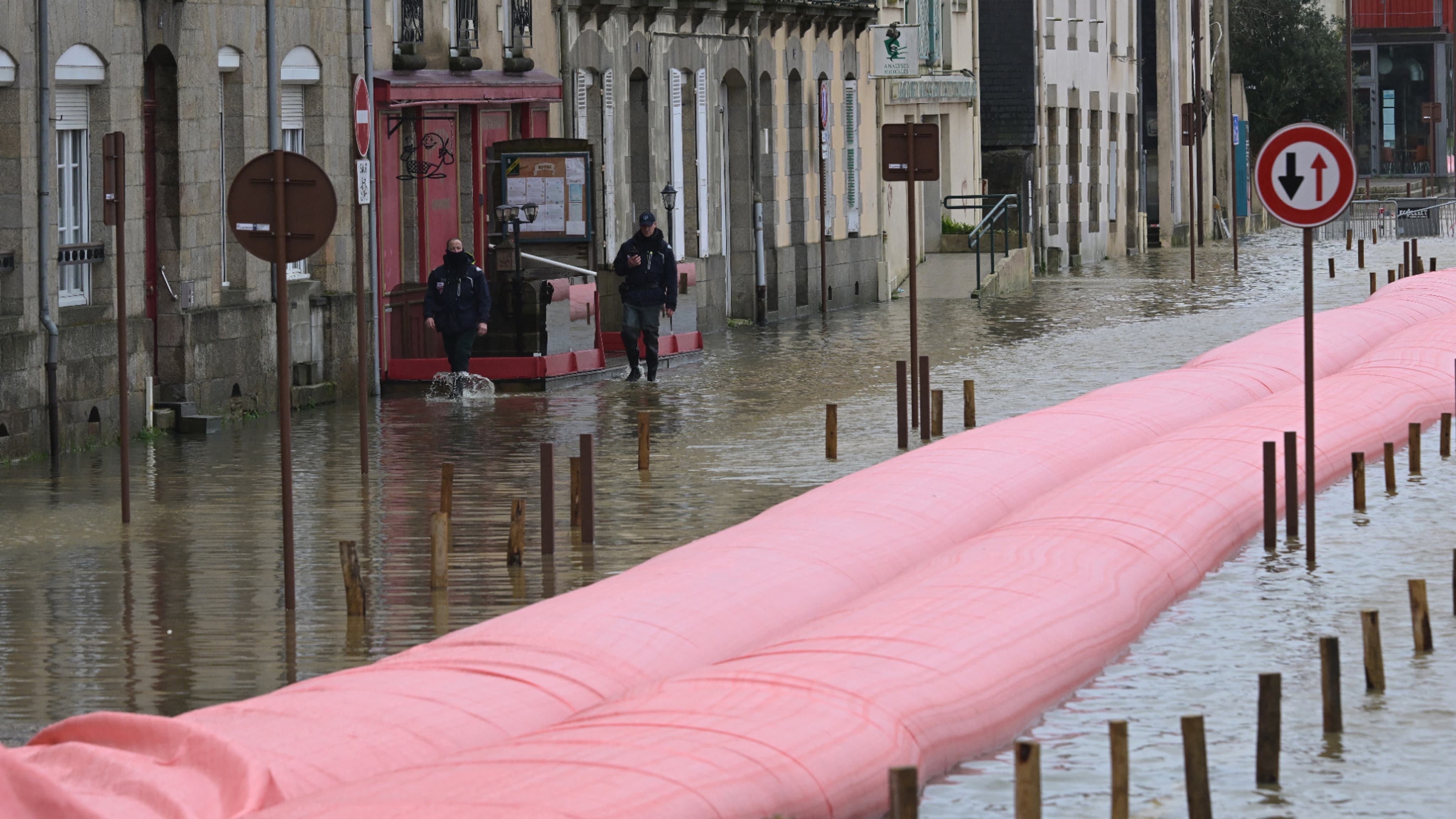 Inondations: Trois départements en vigilance rouge pour crues, six en ...