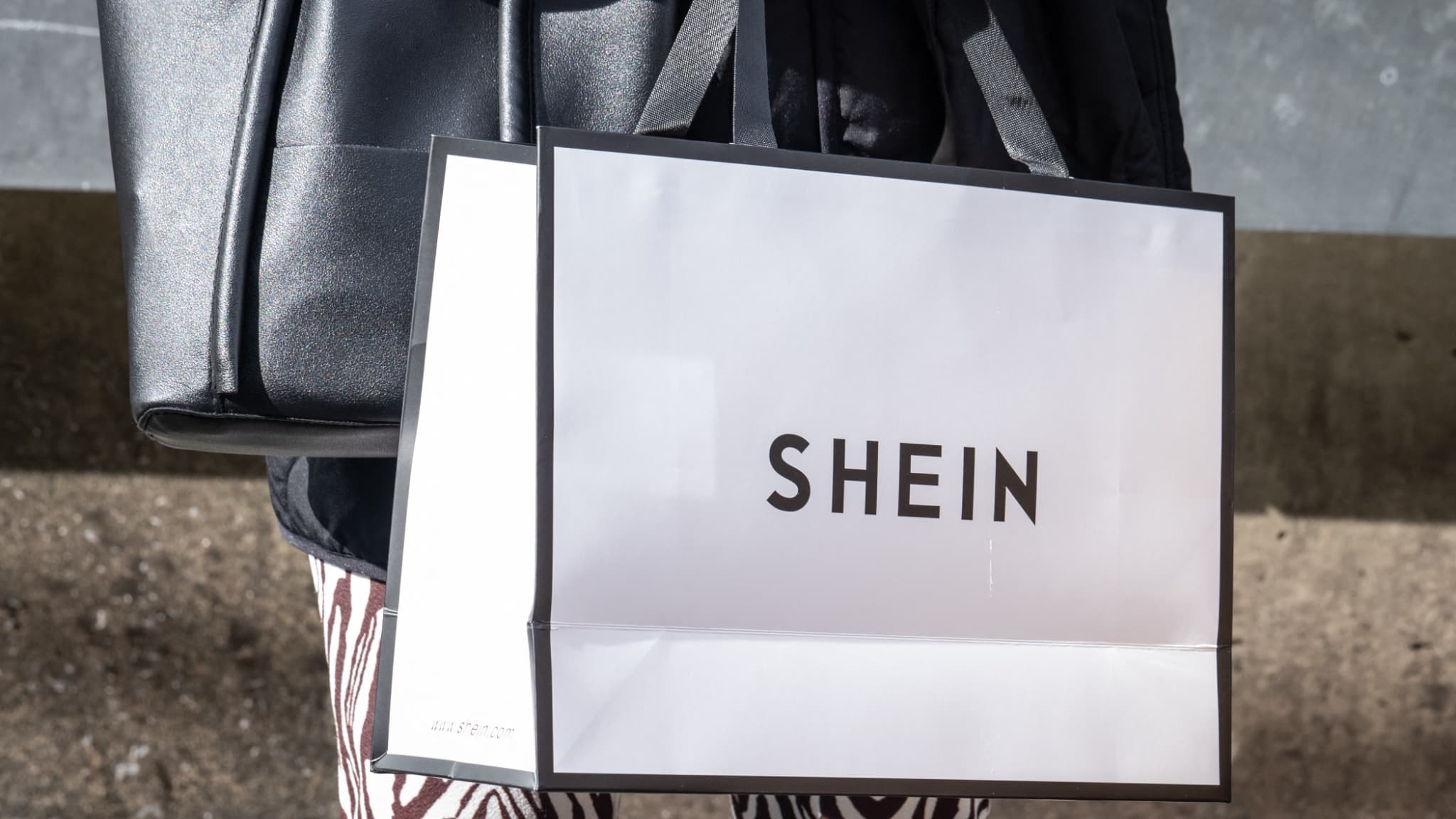 Fast fashion: les fédérations du commerce réclament le déréférencement de Shein et Temu