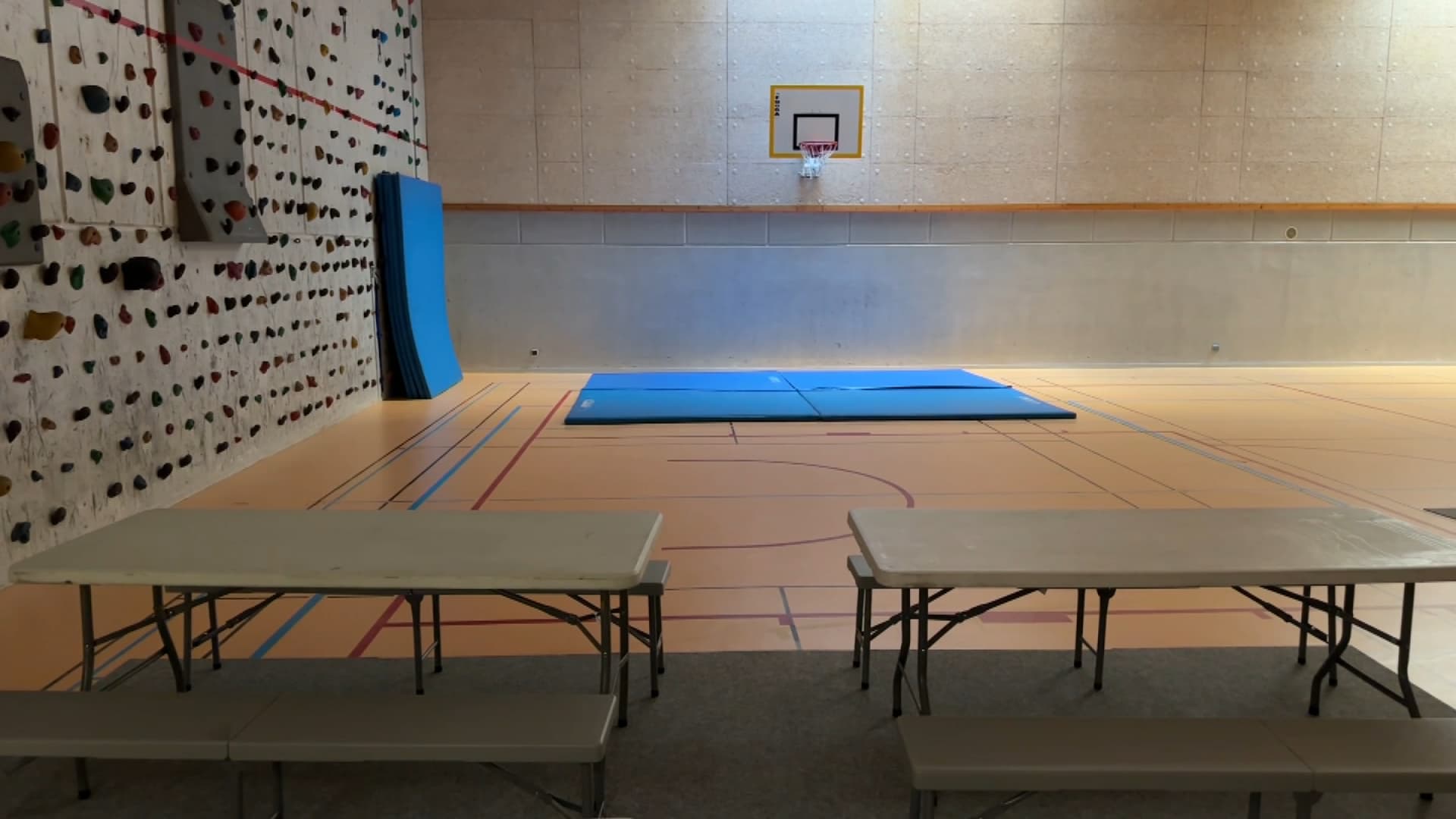 Canicule à Lyon: un gymnase ouvert pour offrir fraîcheur et répit aux ...