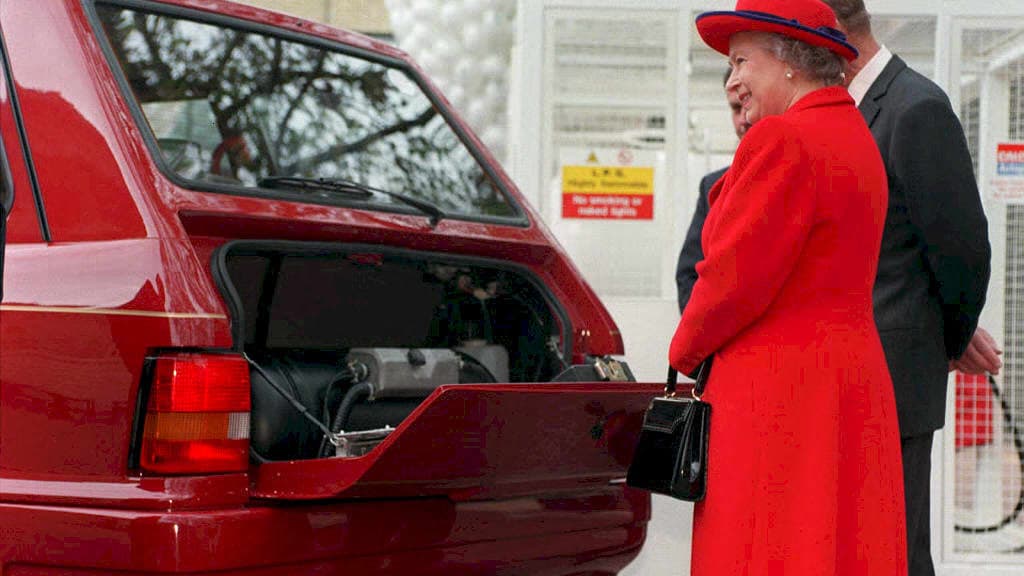 Elizabeth II: une Reine en Rolls-Royce, en Bentley, en Defender... et ...
