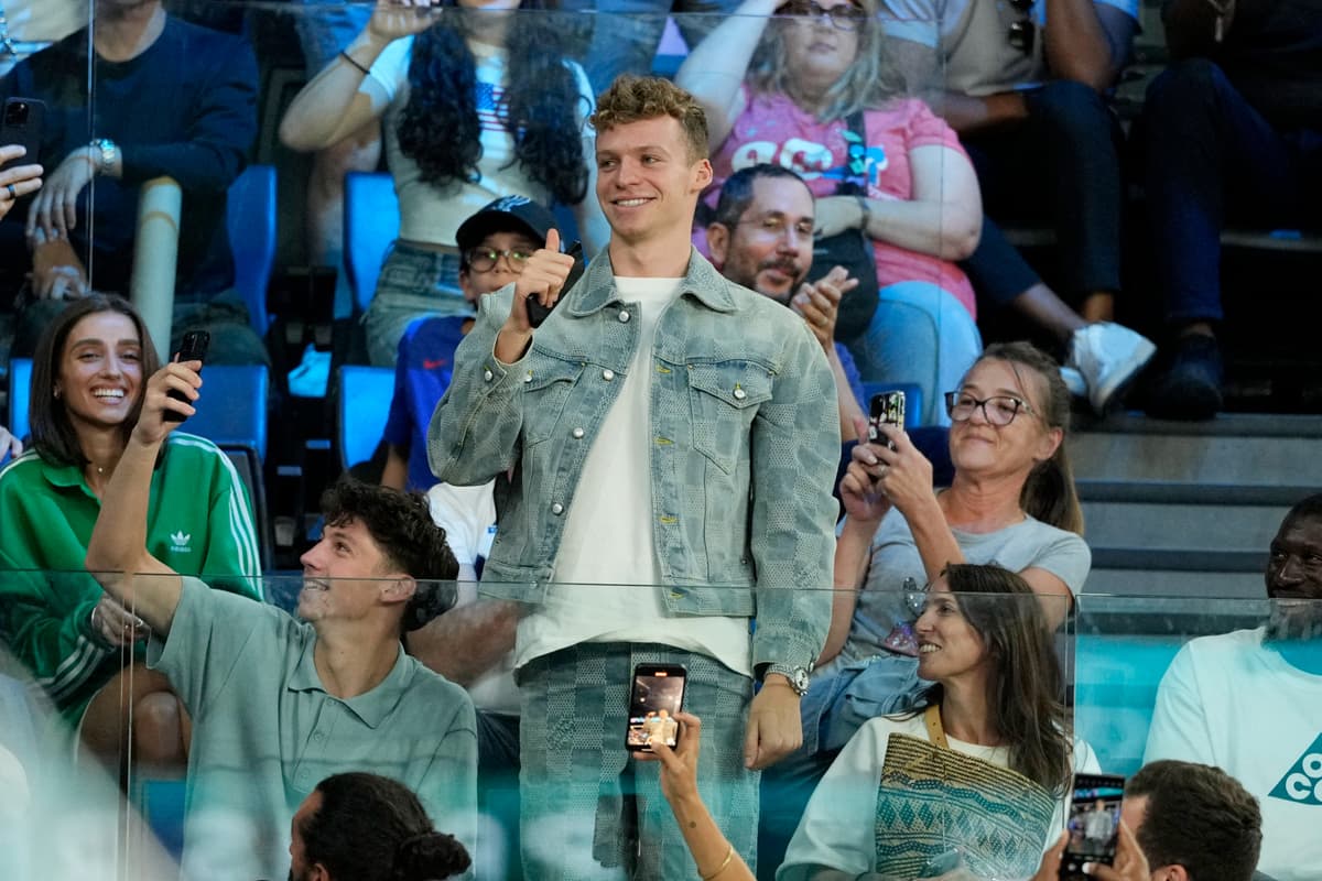 En total look Louis Vuitton, Léon Marchand fait sensation dans les ...