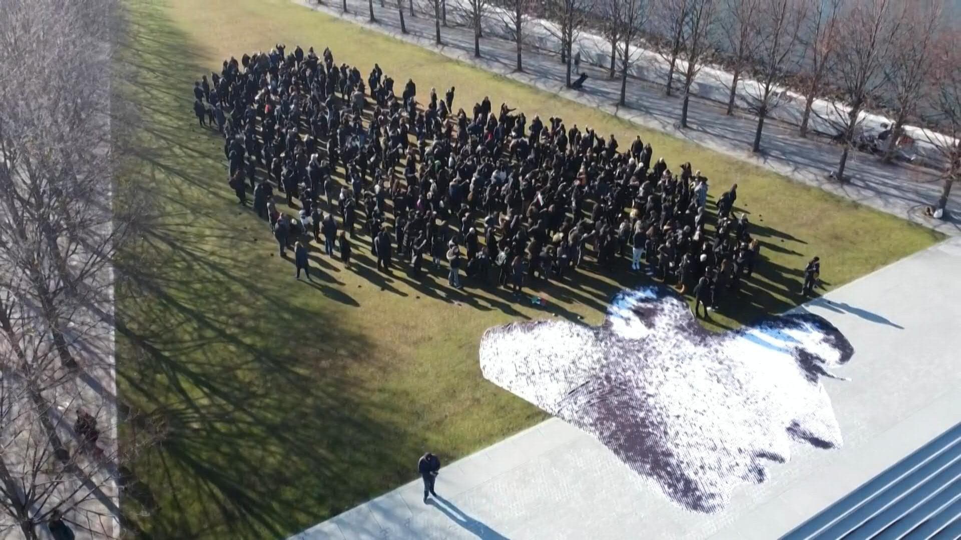 À New York, l'artiste français JR dévoile une œuvre en soutien des ...