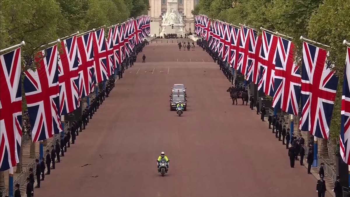 Funérailles d'Elizabeth II: la Reine officiellement inhumée après une journée historique