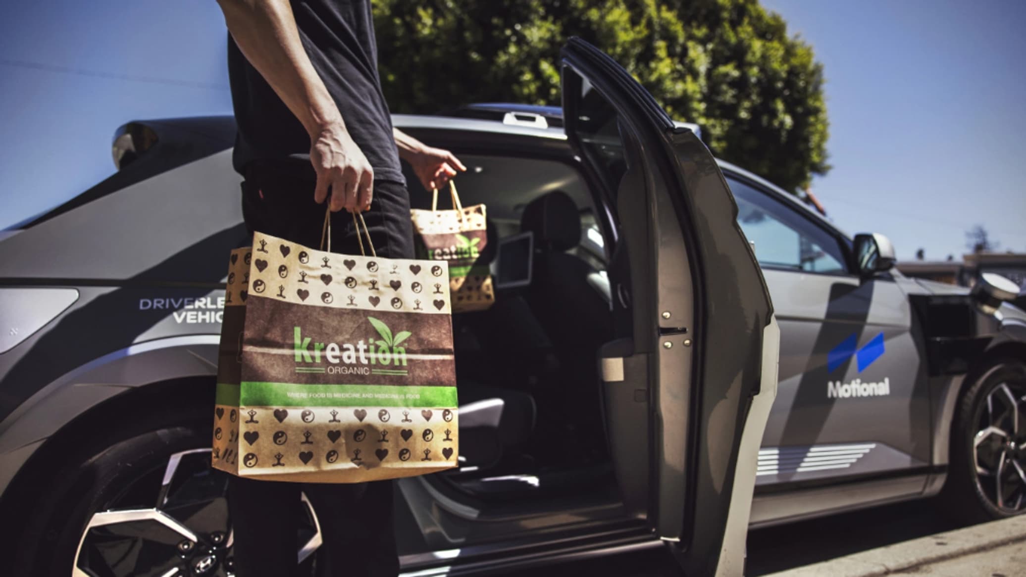 Etats-Unis: Uber Eats lance la livraison par robot et voiture autonome