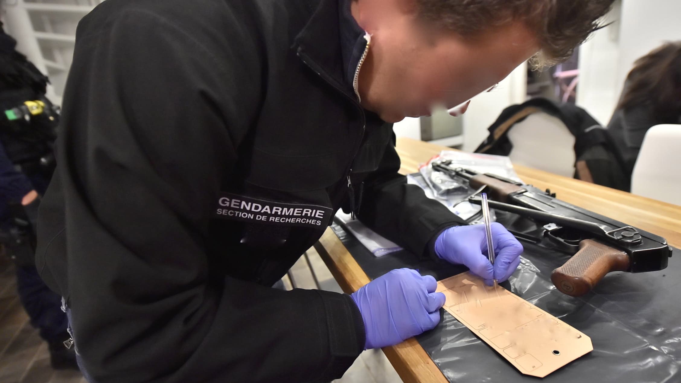 Démantèlement d'un trafic d'armes sur Internet: 44 personnes en garde à vue