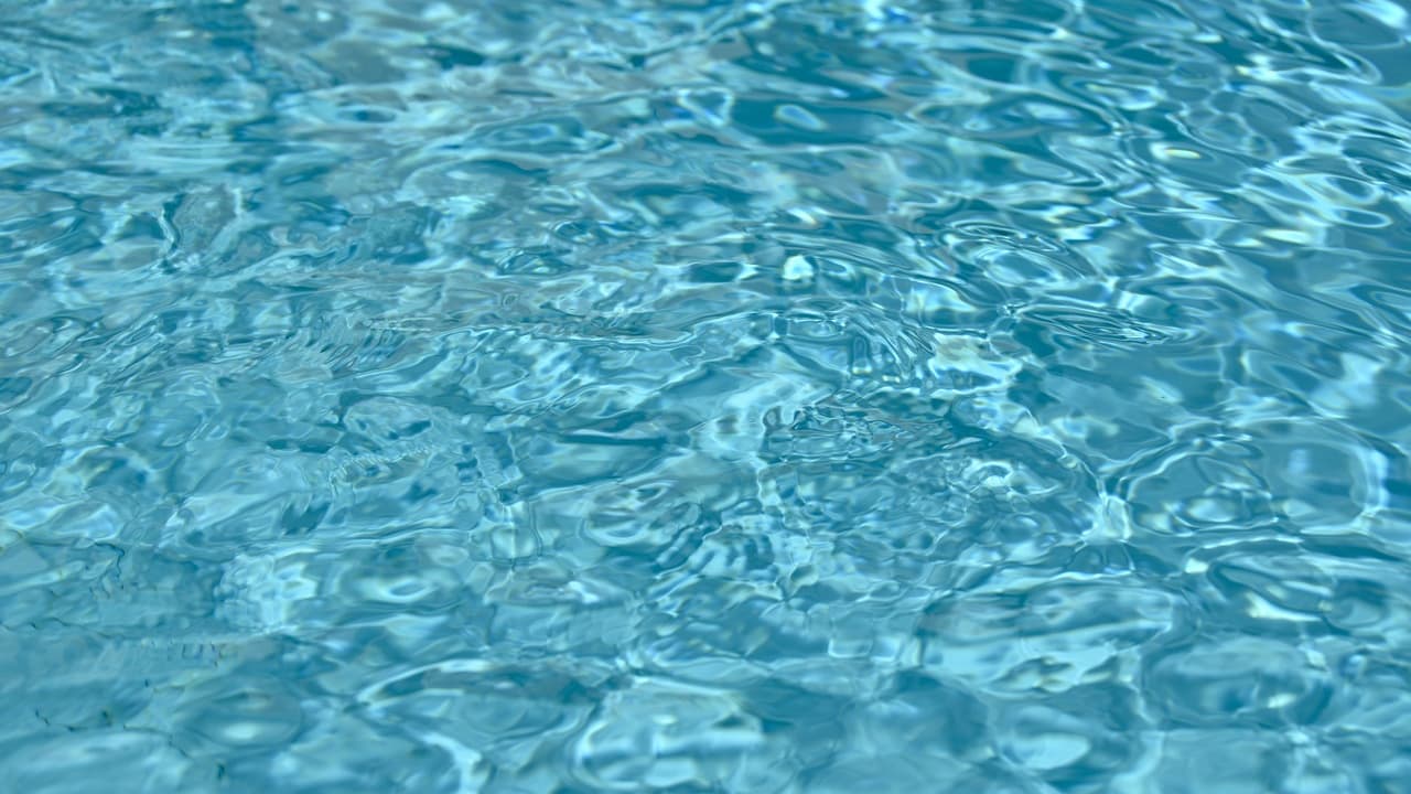 Pourquoi faut-il bâcher sa piscine, même en été?