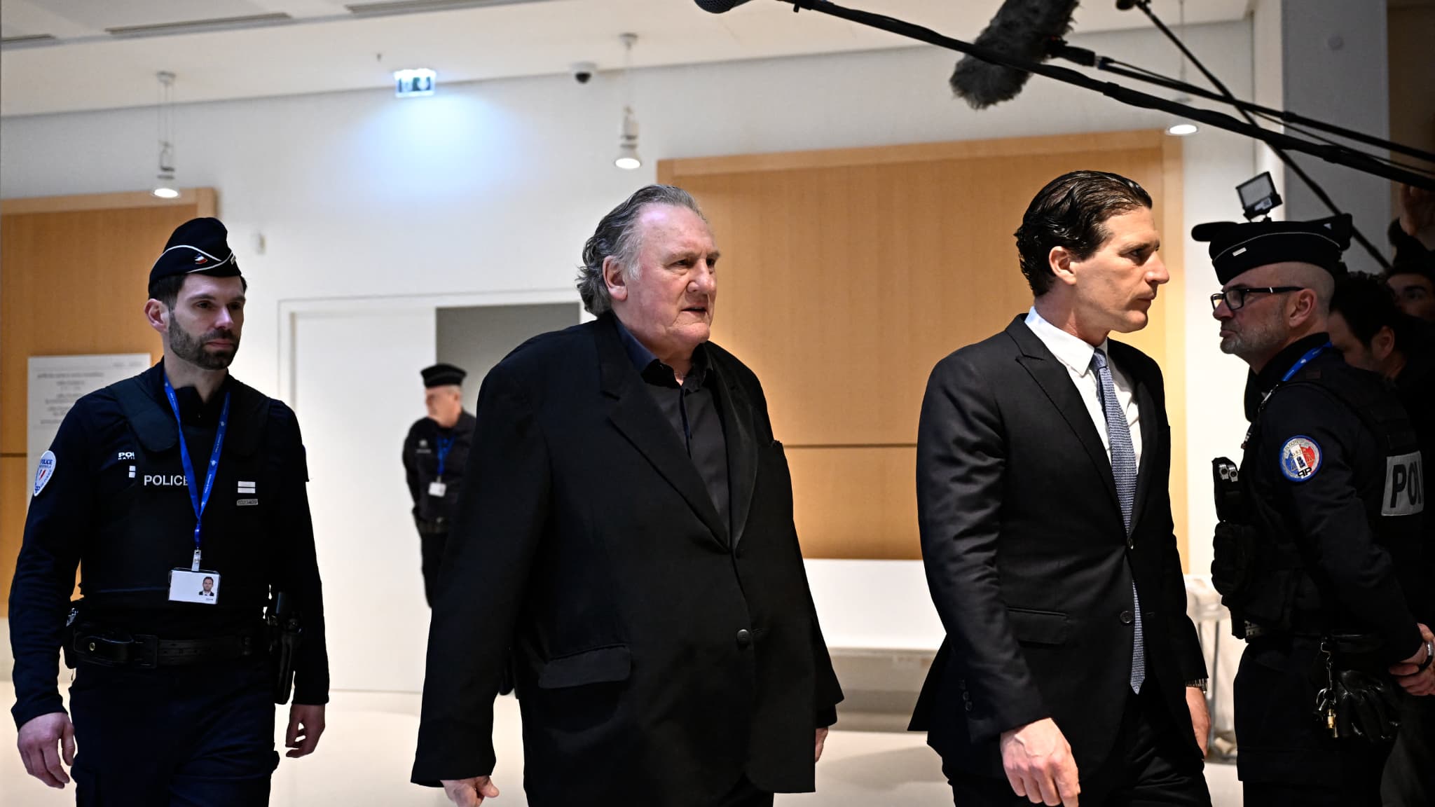 Procès de Gérard Depardieu: une première journée très tendue