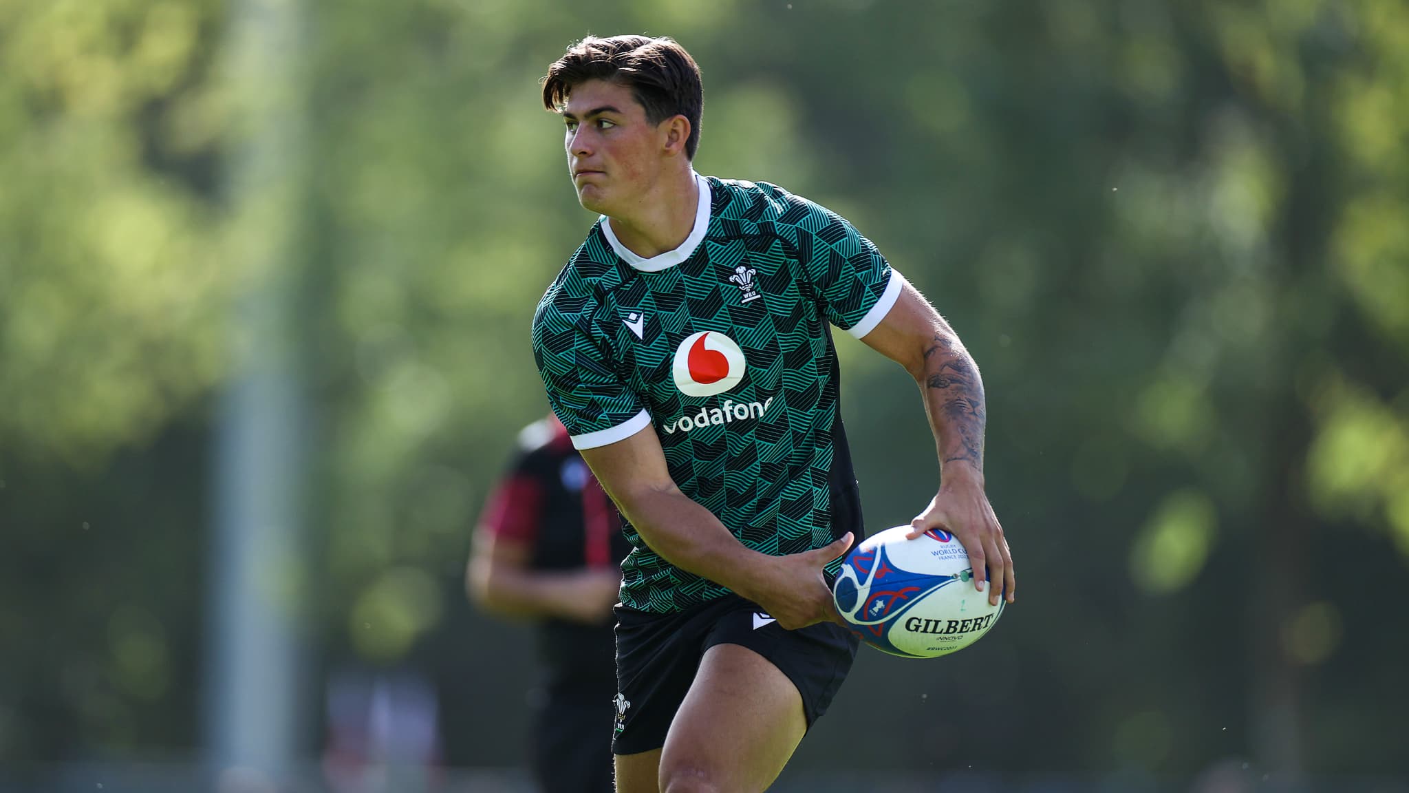 NFL: l'ancien joueur de rugby Louis Rees-Zammit signe officiellement ...