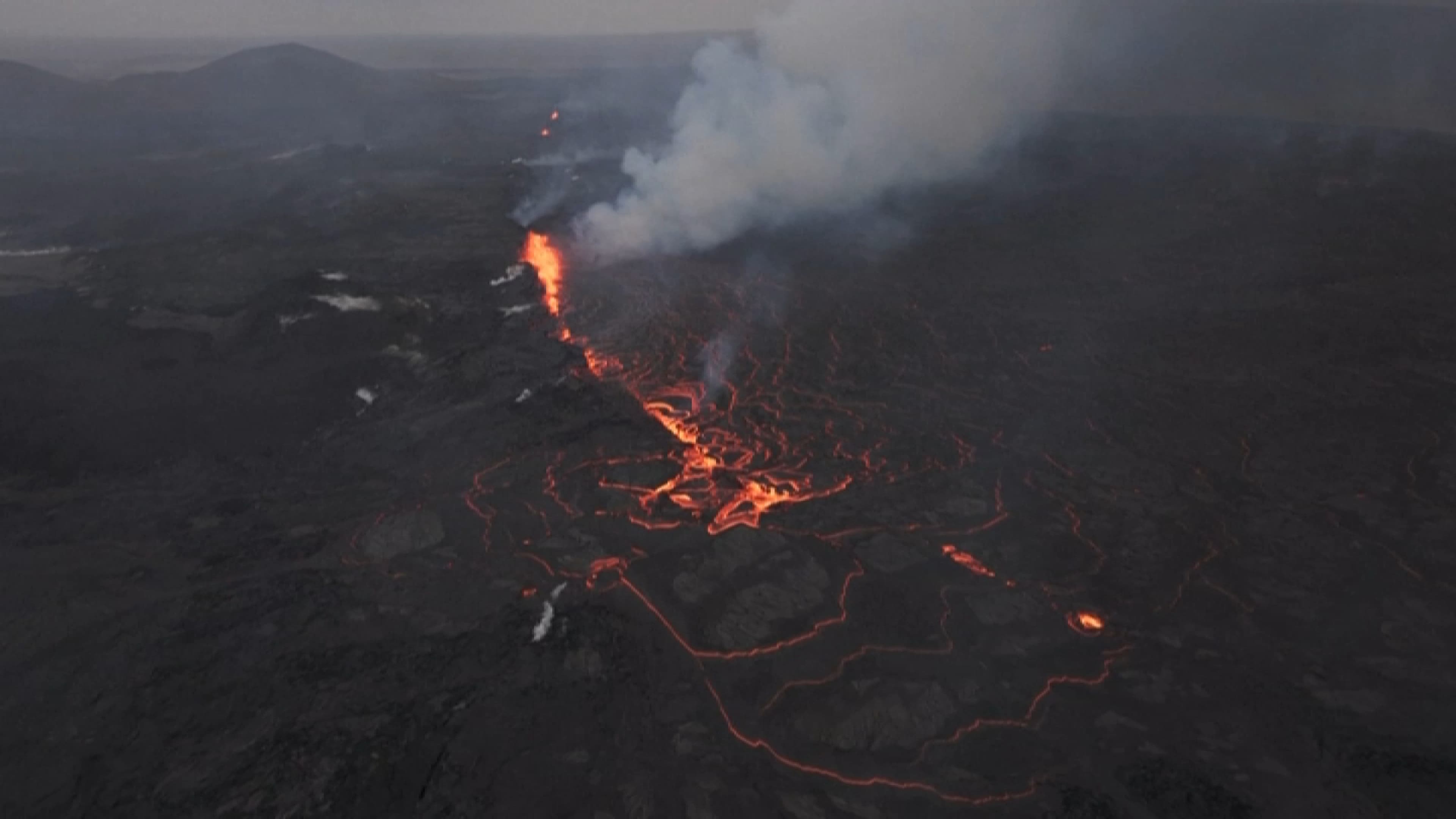 Islande: les images spectaculaires de la nouvelle éruption volcanique sur la péninsule de Reykjanes